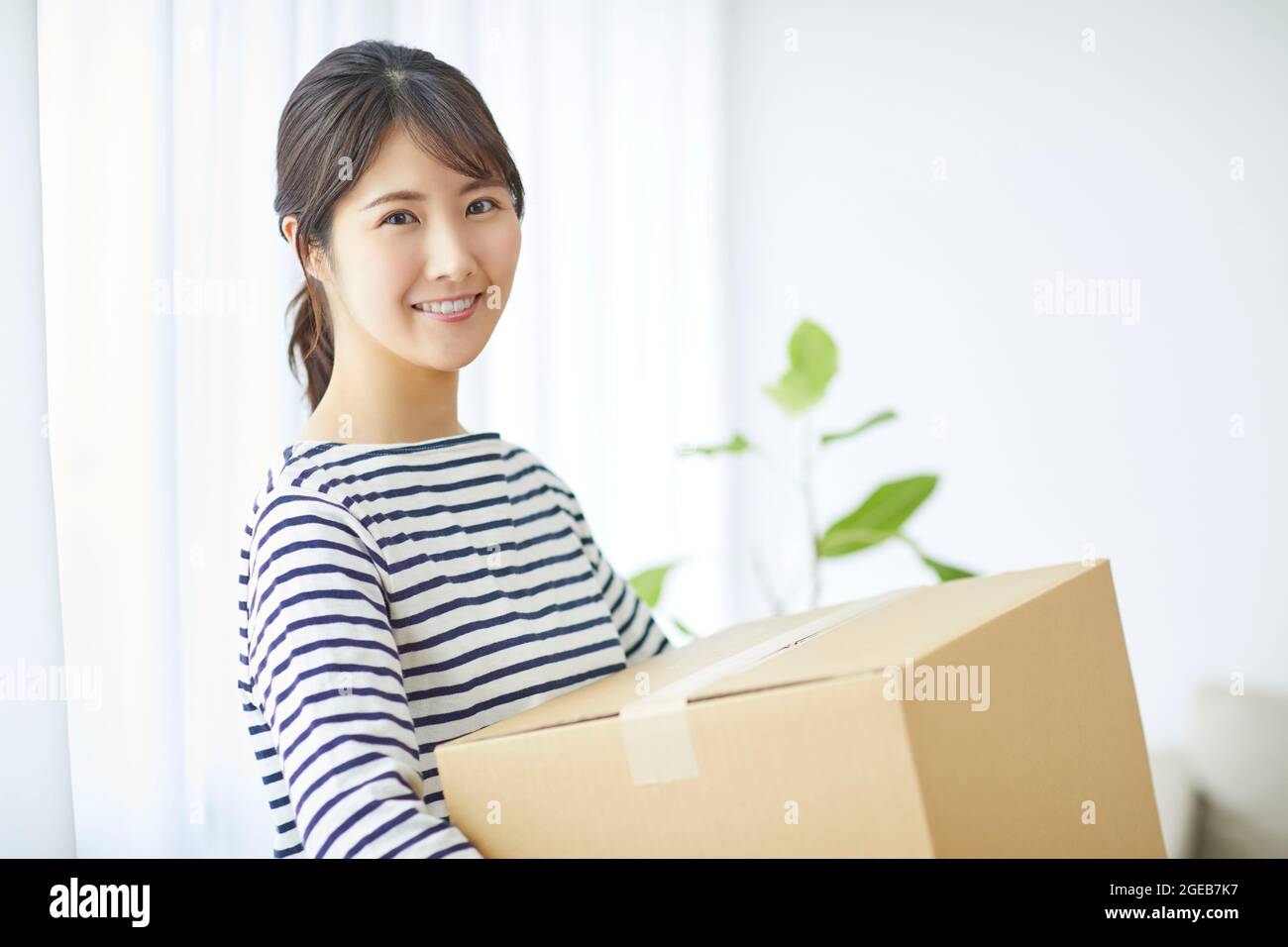 Japanese woman relocating Stock Photo - Alamy