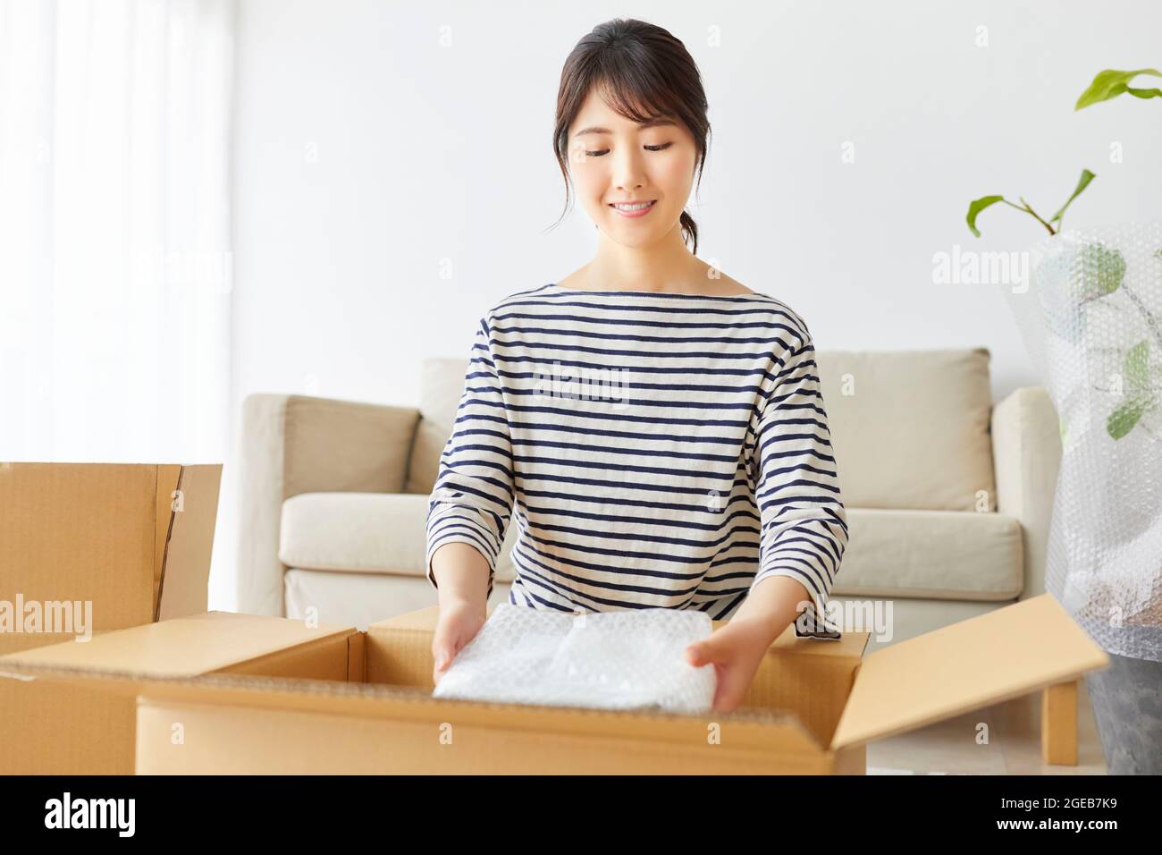 Japanese woman relocating Stock Photo - Alamy