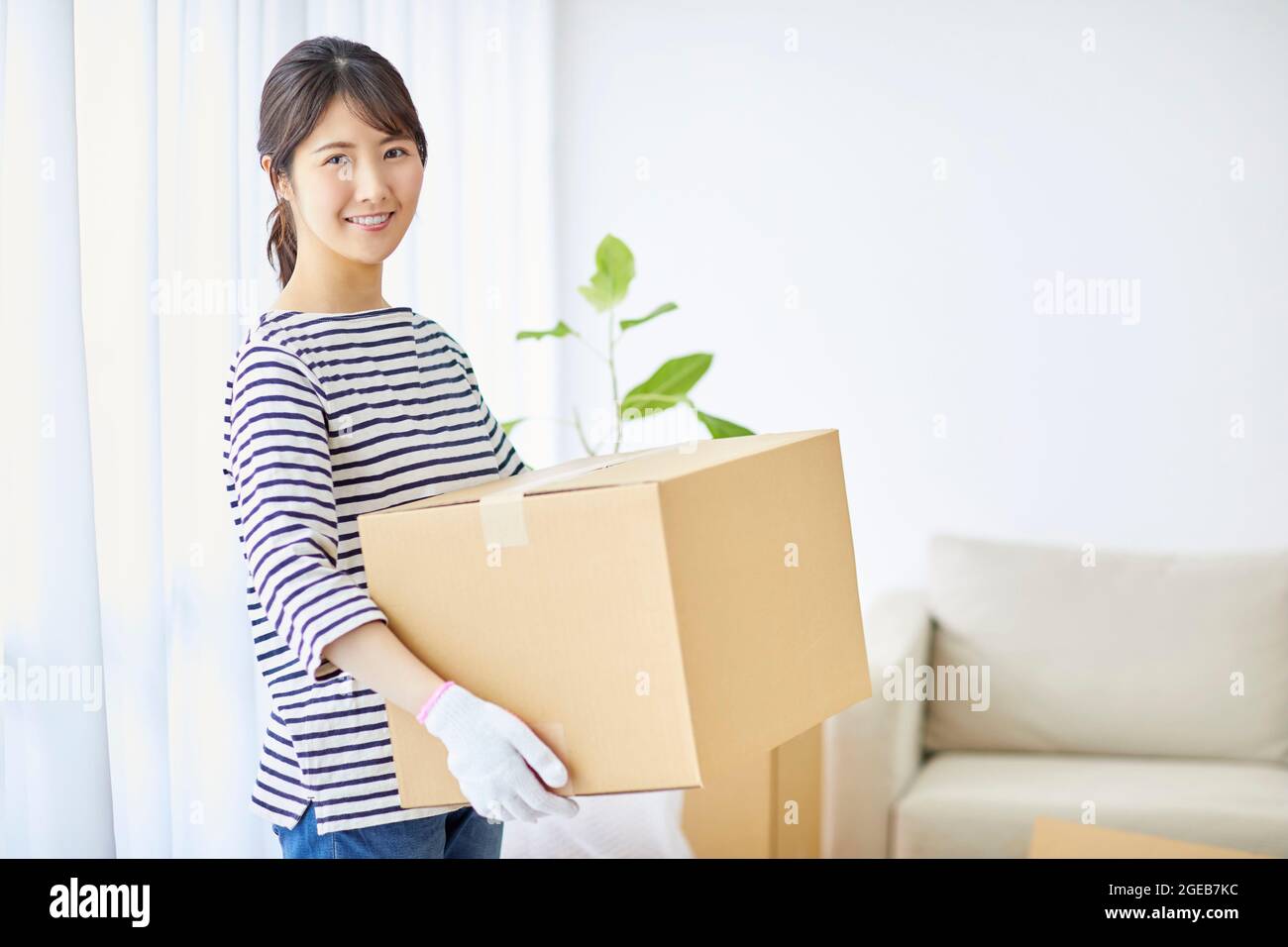 Japanese woman relocating Stock Photo - Alamy