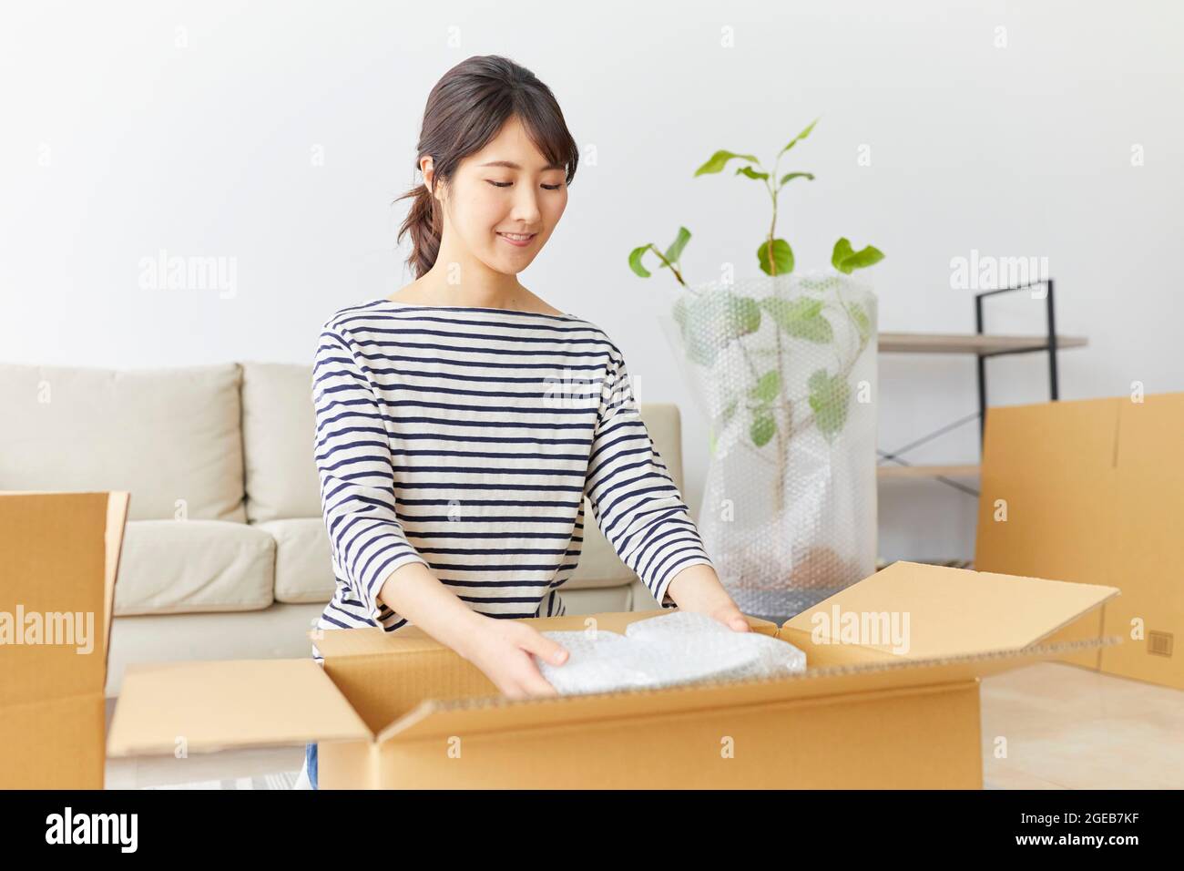 Japanese woman relocating Stock Photo - Alamy