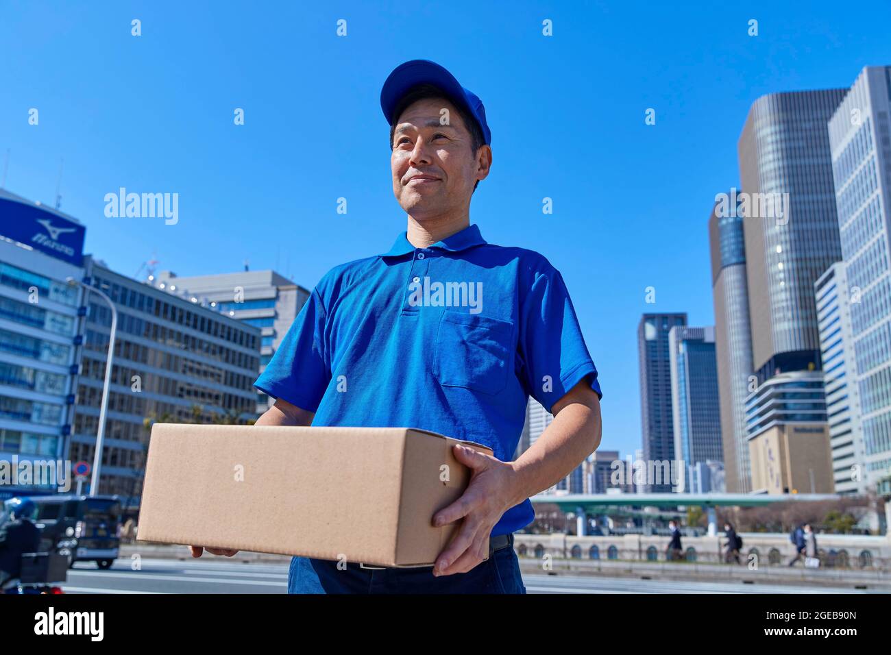 Japanese delivery man outside Stock Photo - Alamy