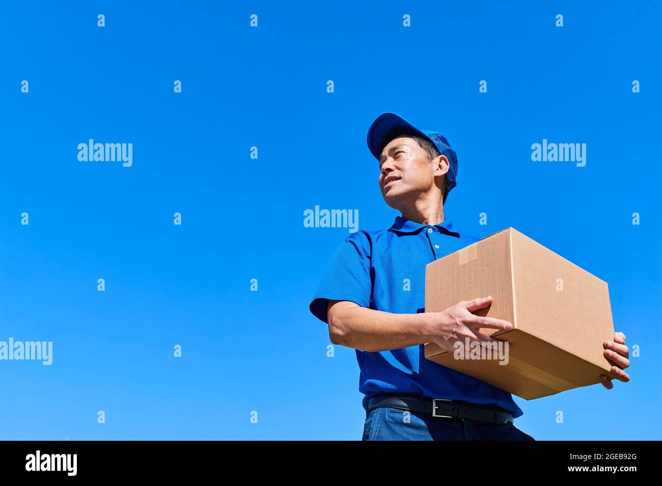 Japanese delivery man outside Stock Photo - Alamy