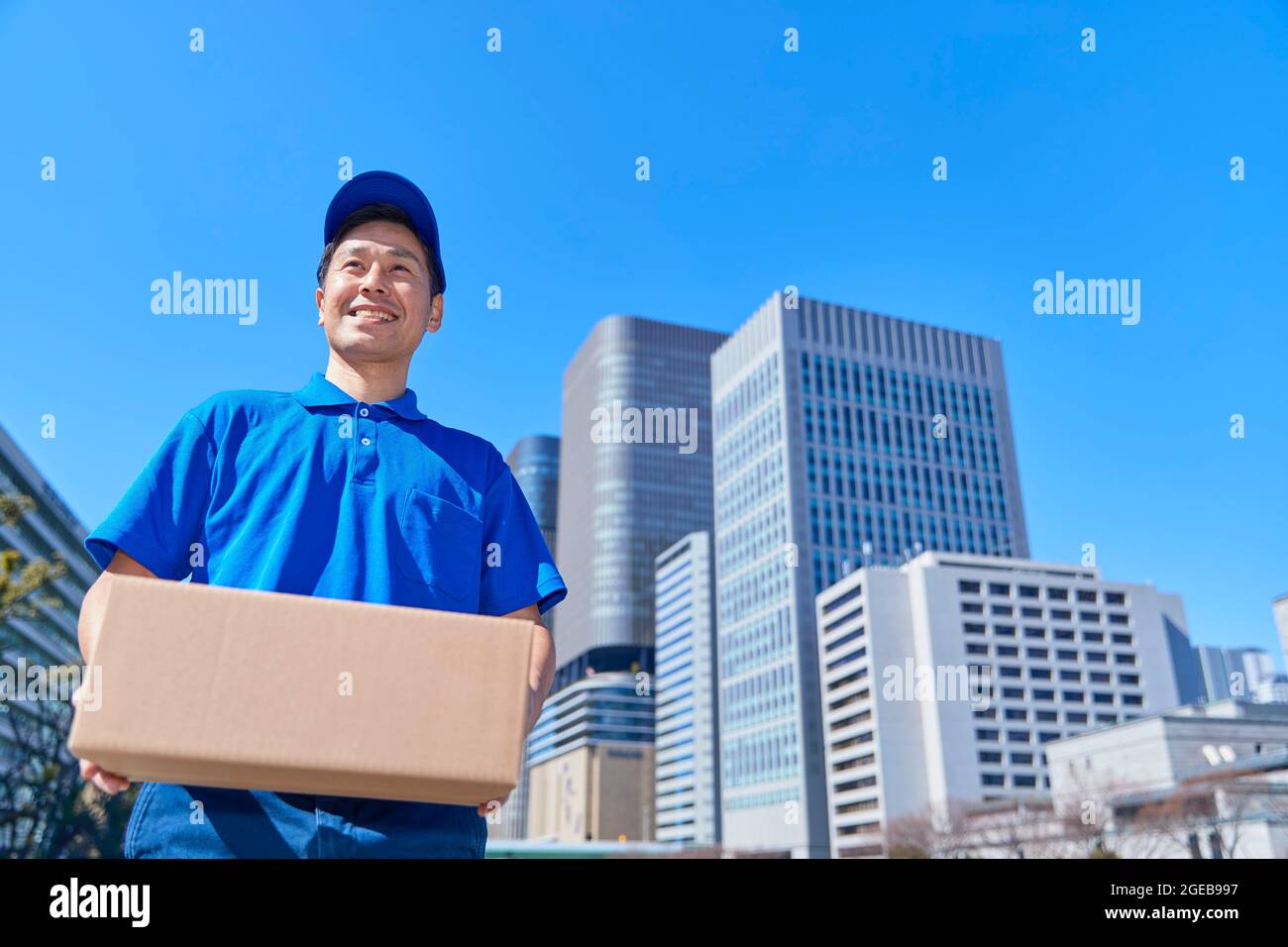 Japanese delivery man outside Stock Photo - Alamy