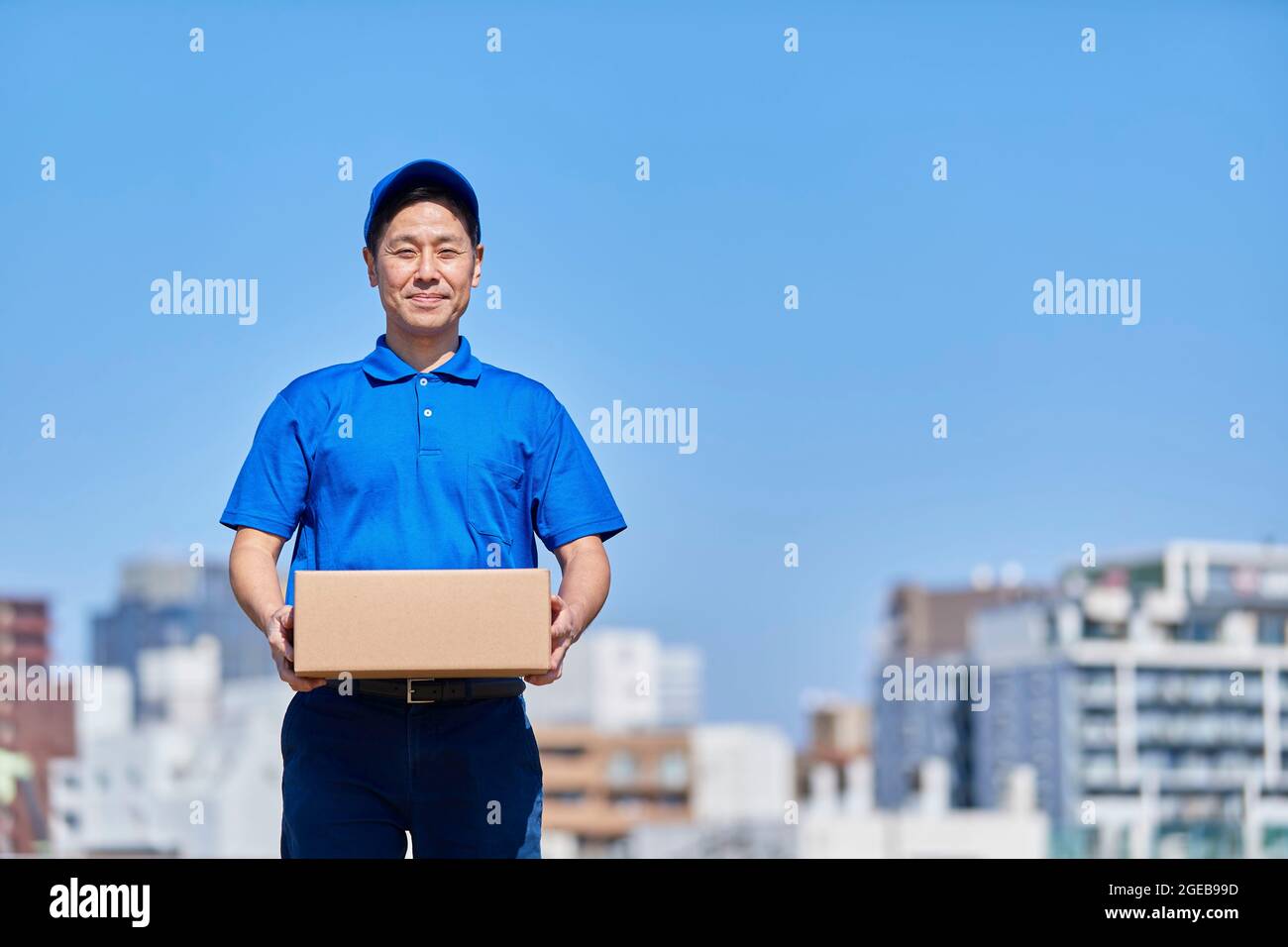 Japanese delivery man outside Stock Photo - Alamy