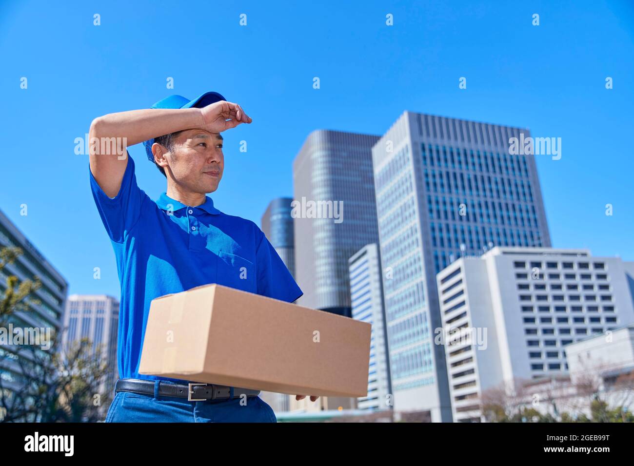 Japanese delivery man outside Stock Photo - Alamy