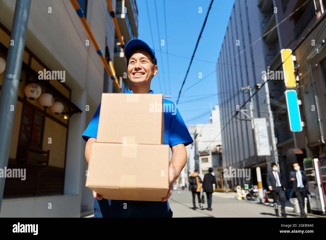 Japanese delivery man outside Stock Photo - Alamy