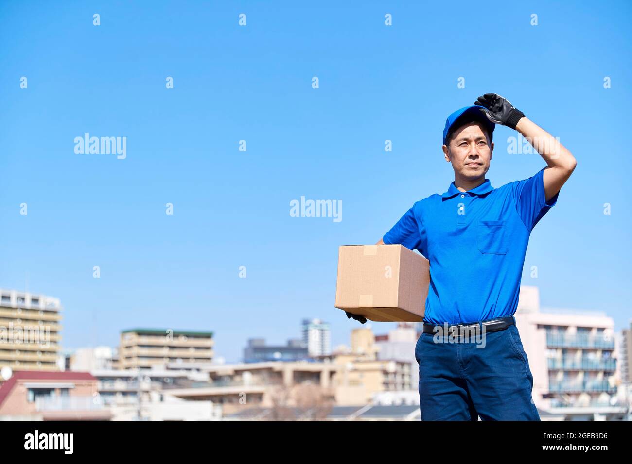 Japanese delivery man outside hi-res stock photography and images - Alamy