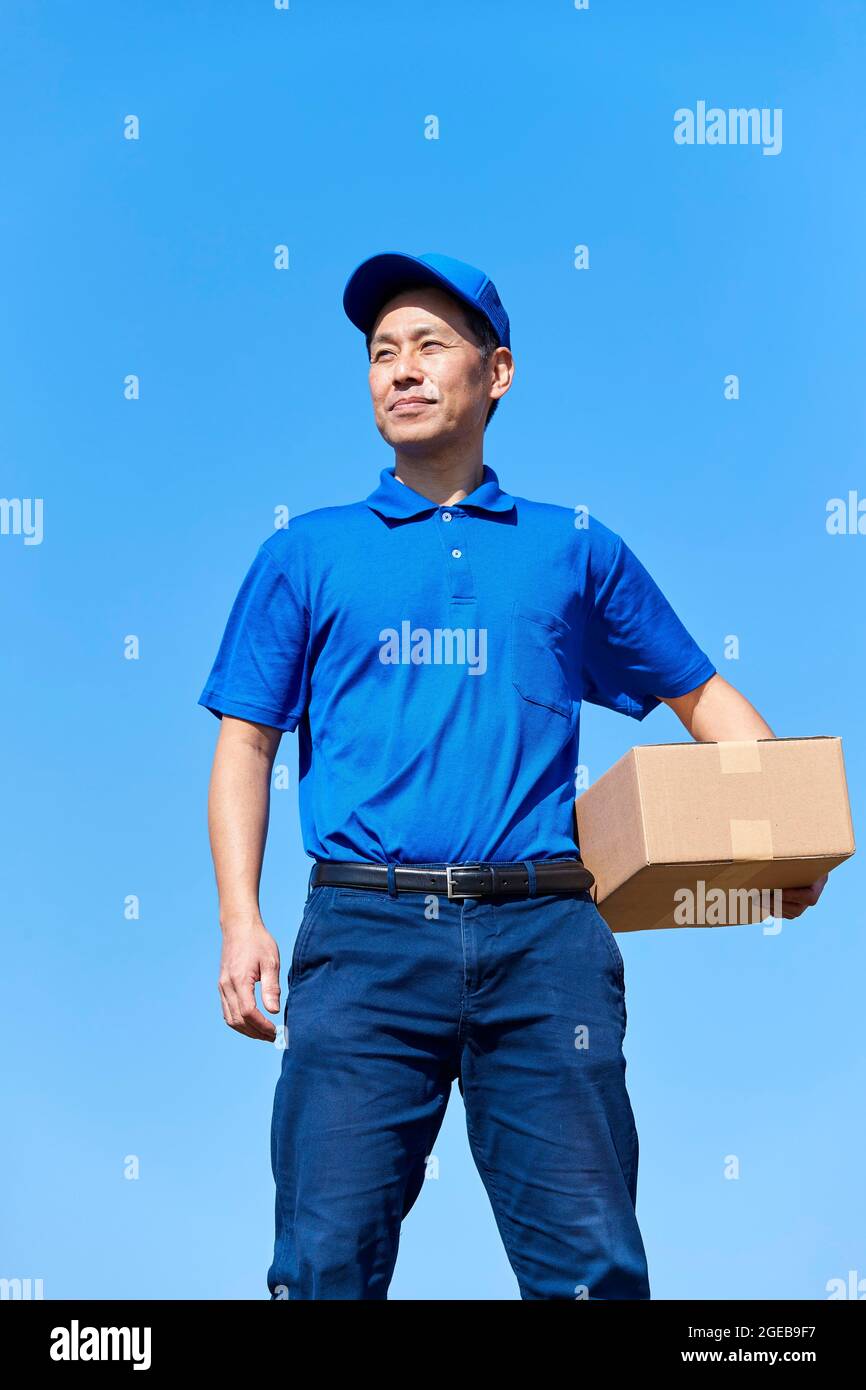 Japanese delivery man outside Stock Photo - Alamy