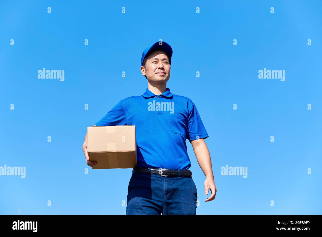 Japanese delivery man outside Stock Photo - Alamy