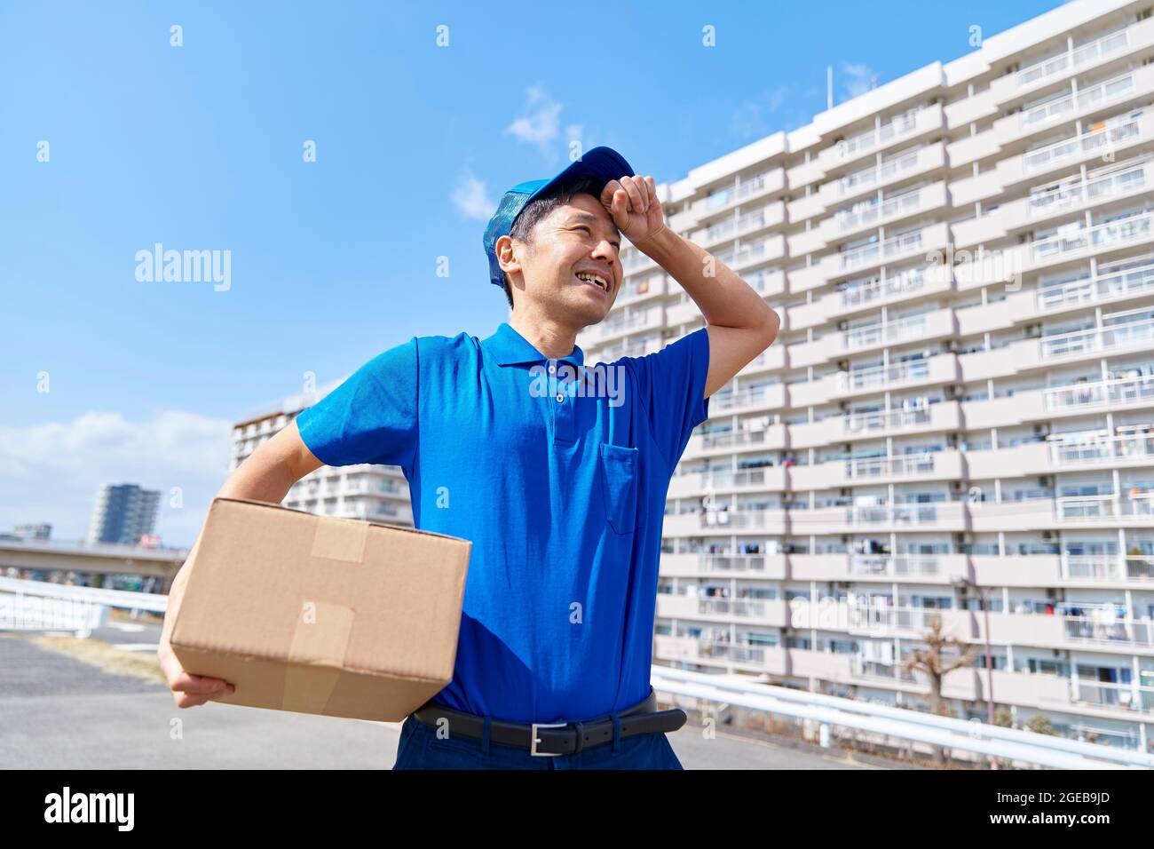 Japanese delivery man outside Stock Photo - Alamy