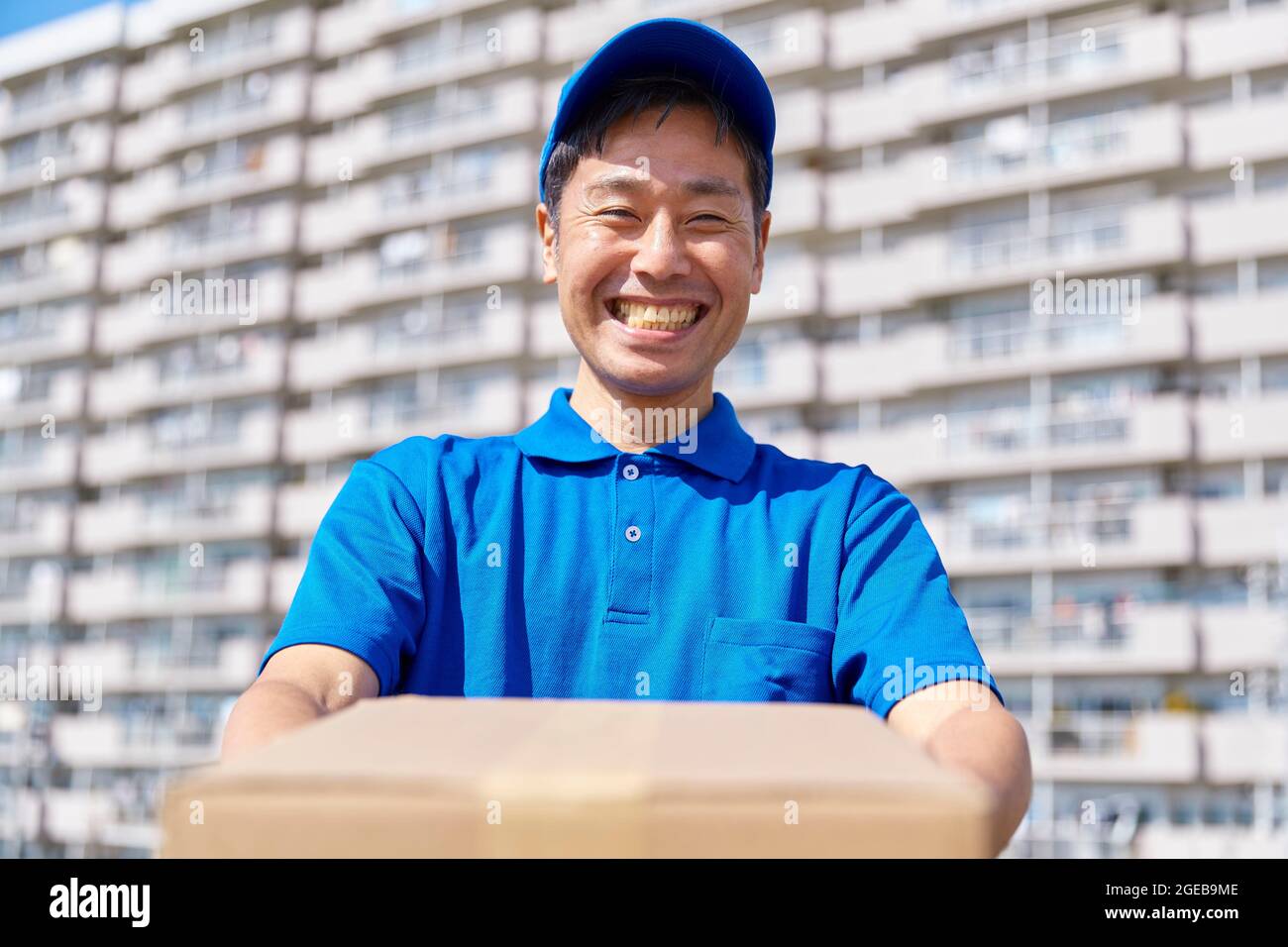 Japanese delivery man outside Stock Photo - Alamy