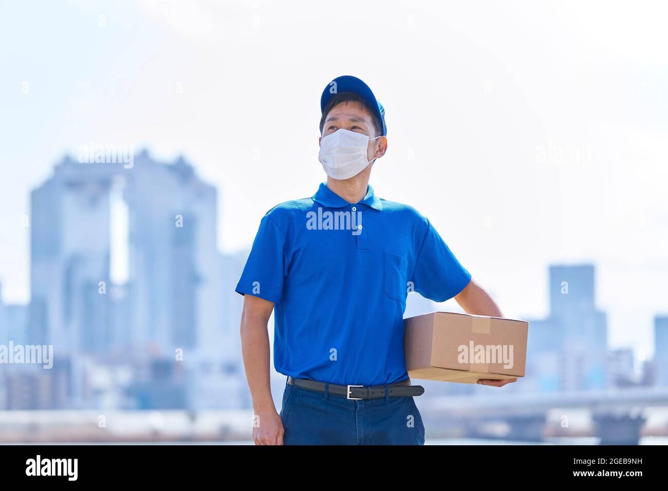 Japanese delivery man outside Stock Photo - Alamy