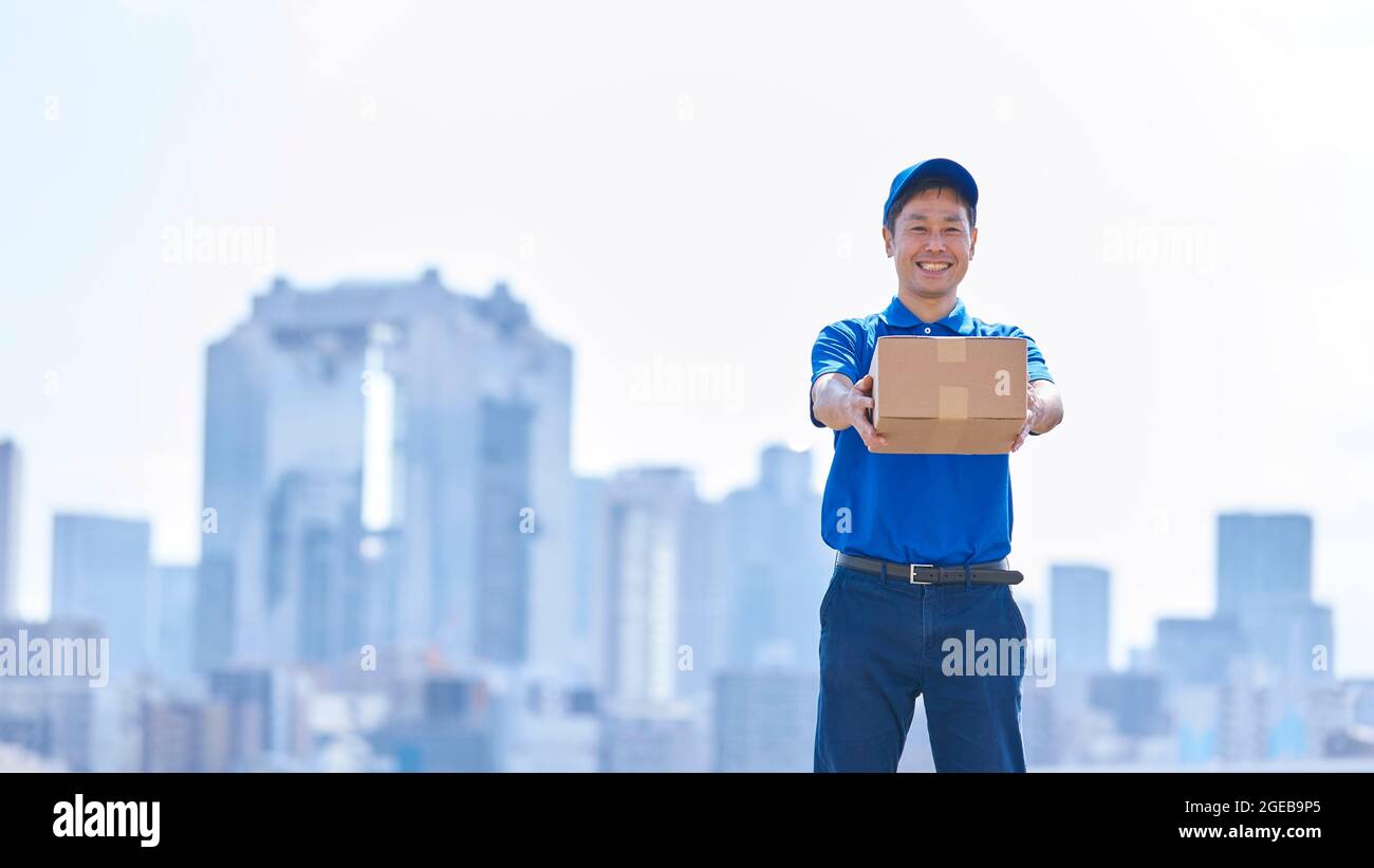 Japanese delivery man outside hi-res stock photography and images - Alamy