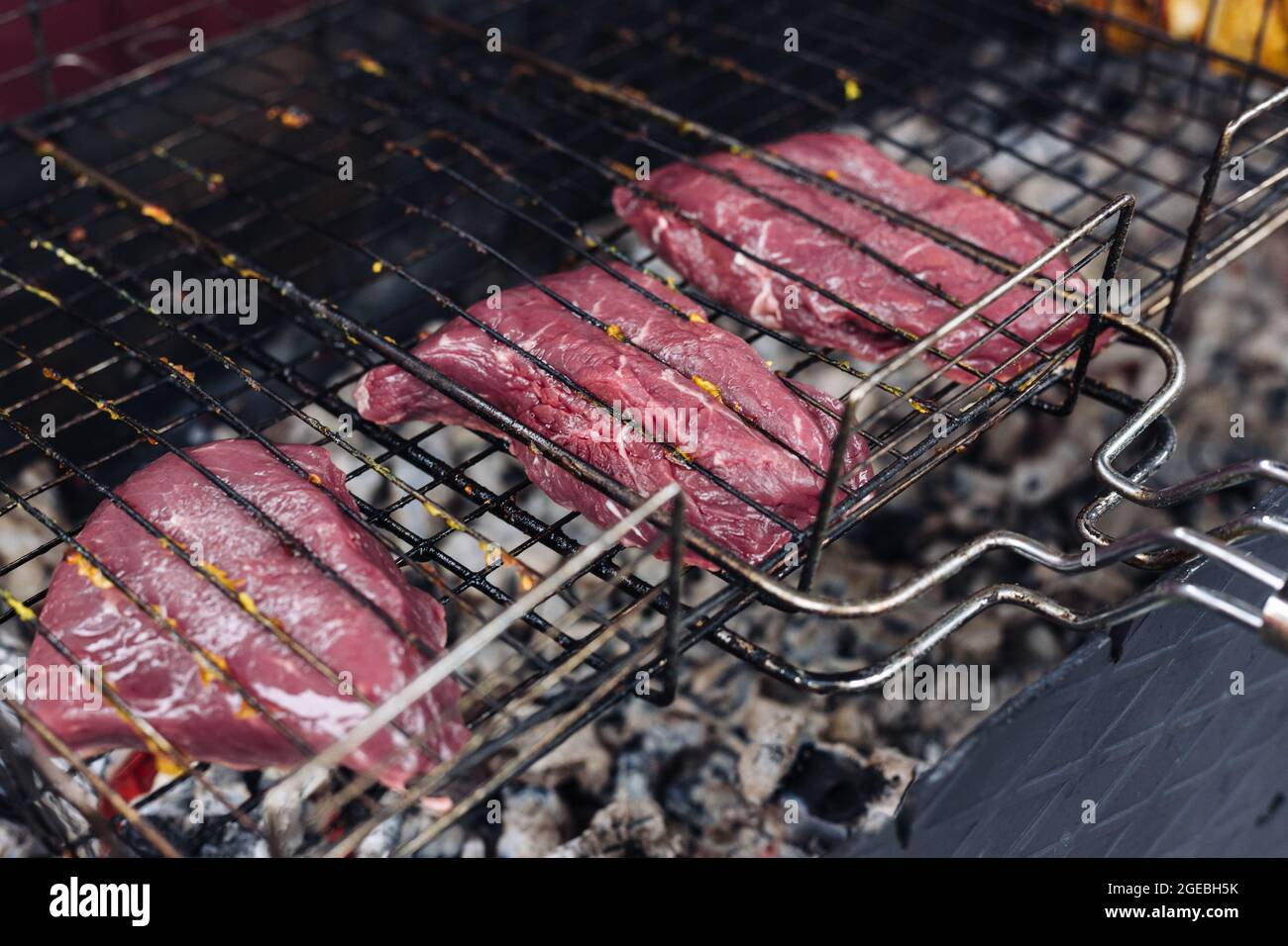 The steak is grilled. Steak on the wire rack Stock Photo - Alamy