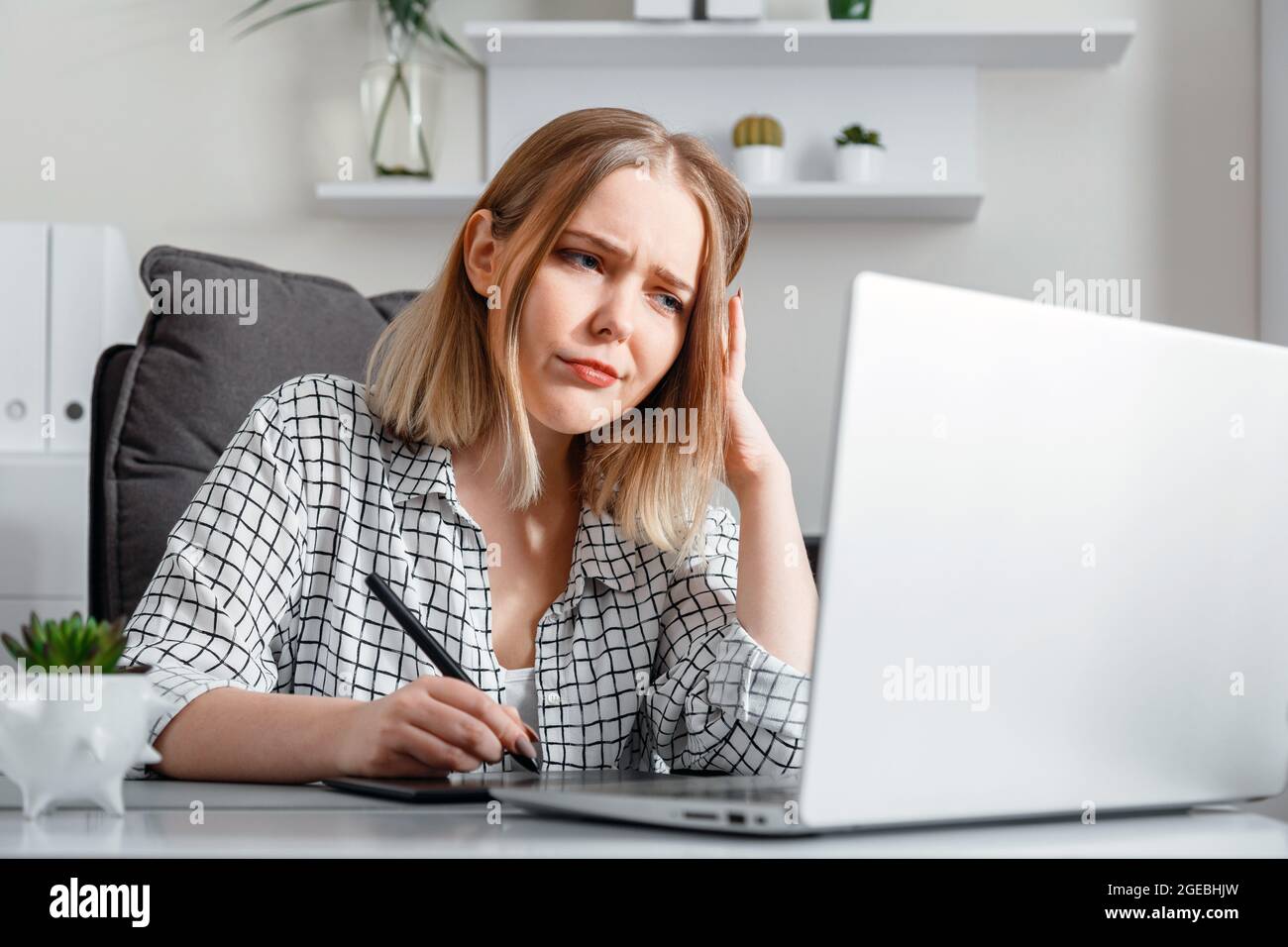 Upset woman office hi-res stock photography and images - Alamy