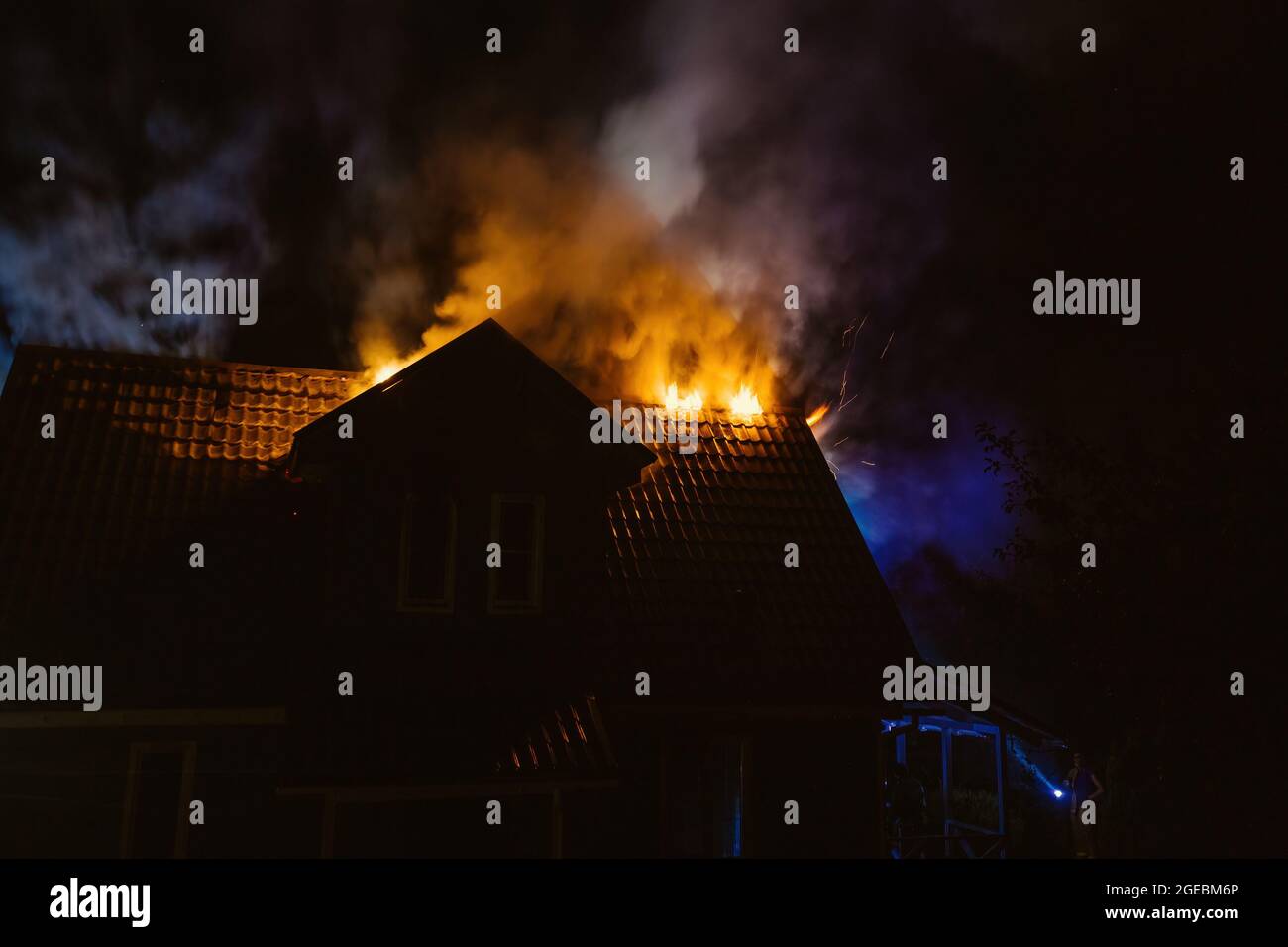 Burning house rural hi-res stock photography and images - Alamy