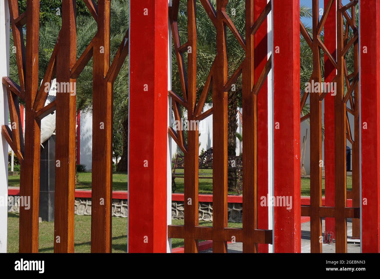 Red modern fence hi-res stock photography and images - Alamy