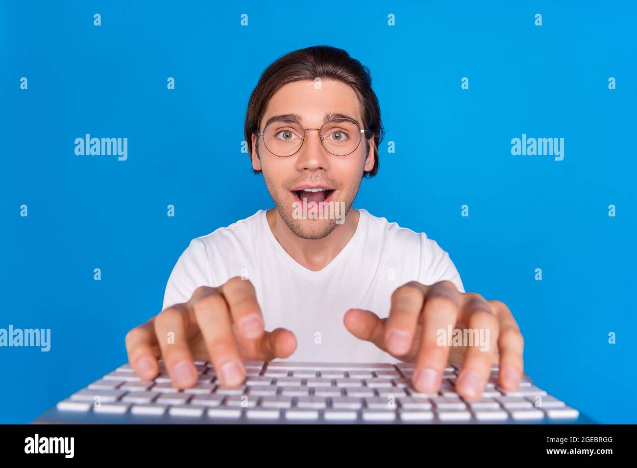 Photo portrait brunet man typing on computer keyboard wearing glasses ...
