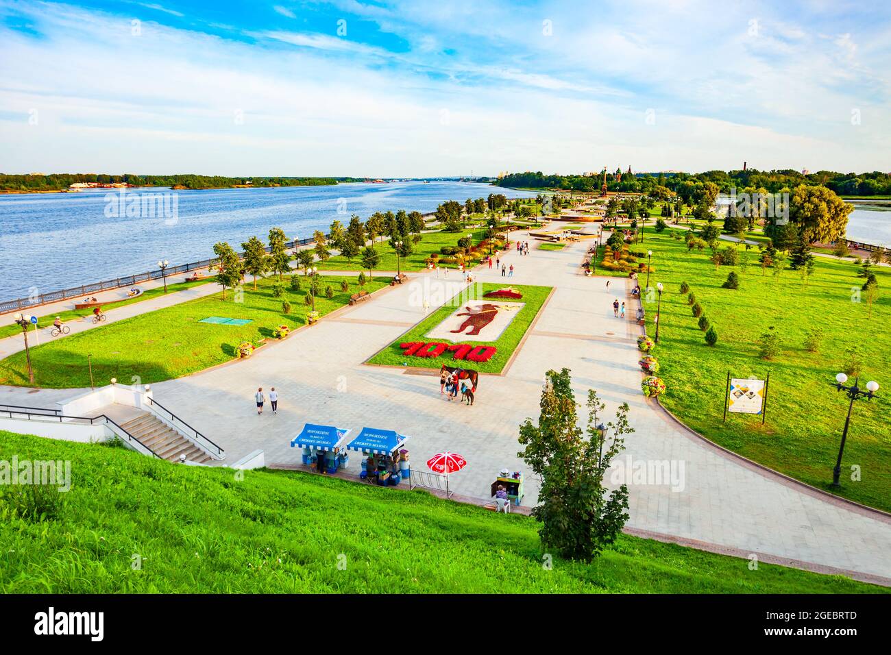 YAROSLAVL, RUSSIA - AUGUST 05, 2020: Bear sculpture in Strelka public ...