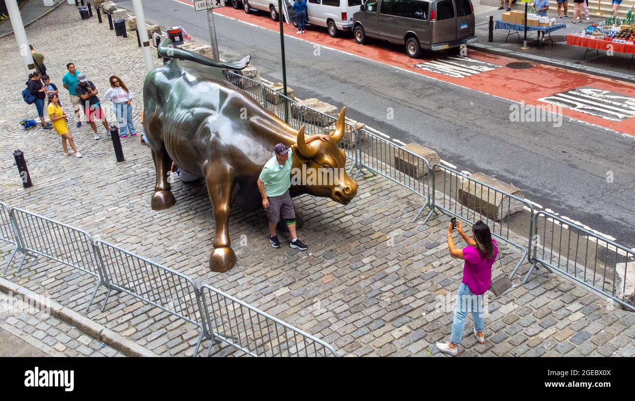 Charging bull statue bronze sculpture hi-res stock photography and images - Alamy