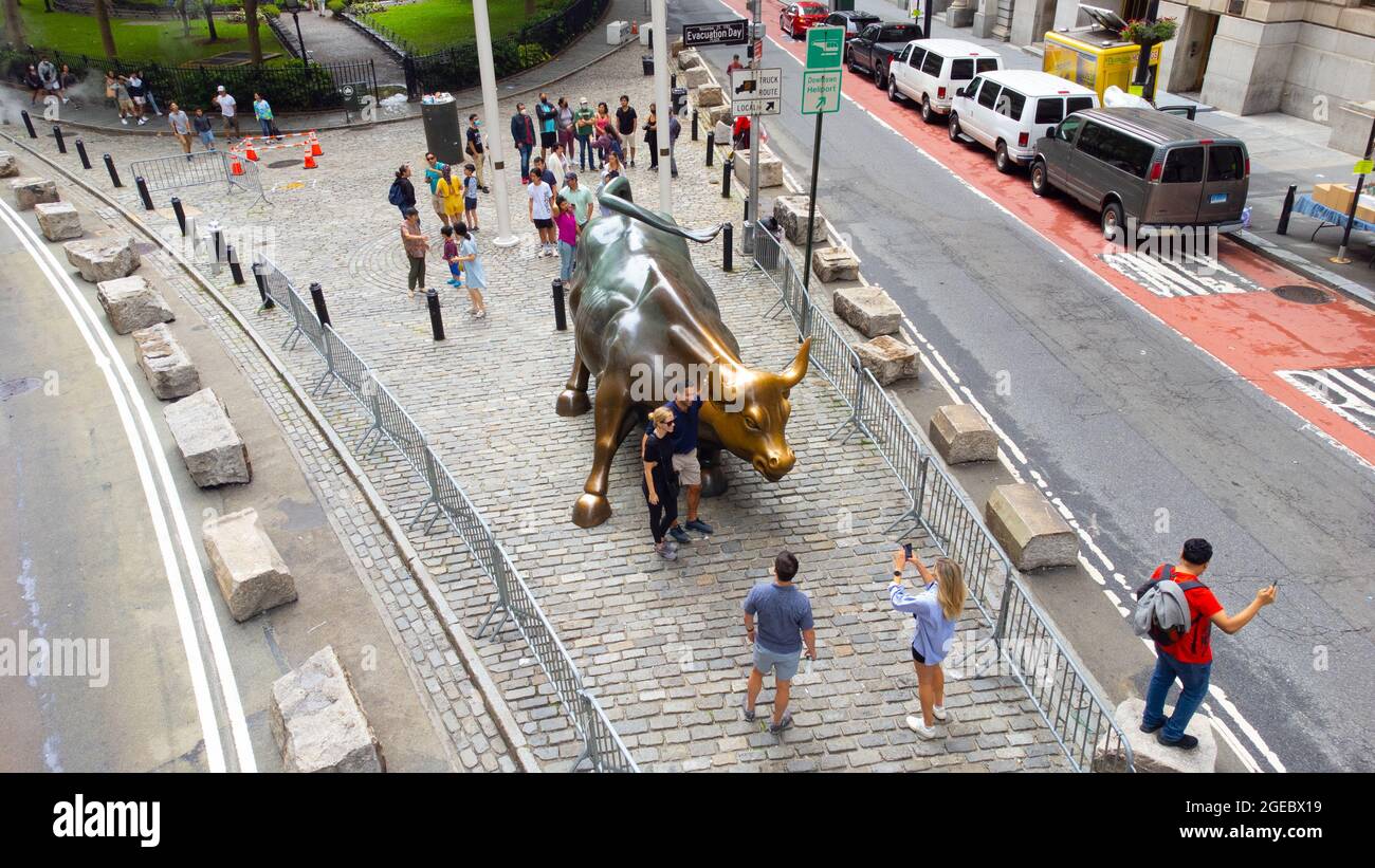 Charging Bull or Wall Street Bull statue, downtown Manhattan, New York ...