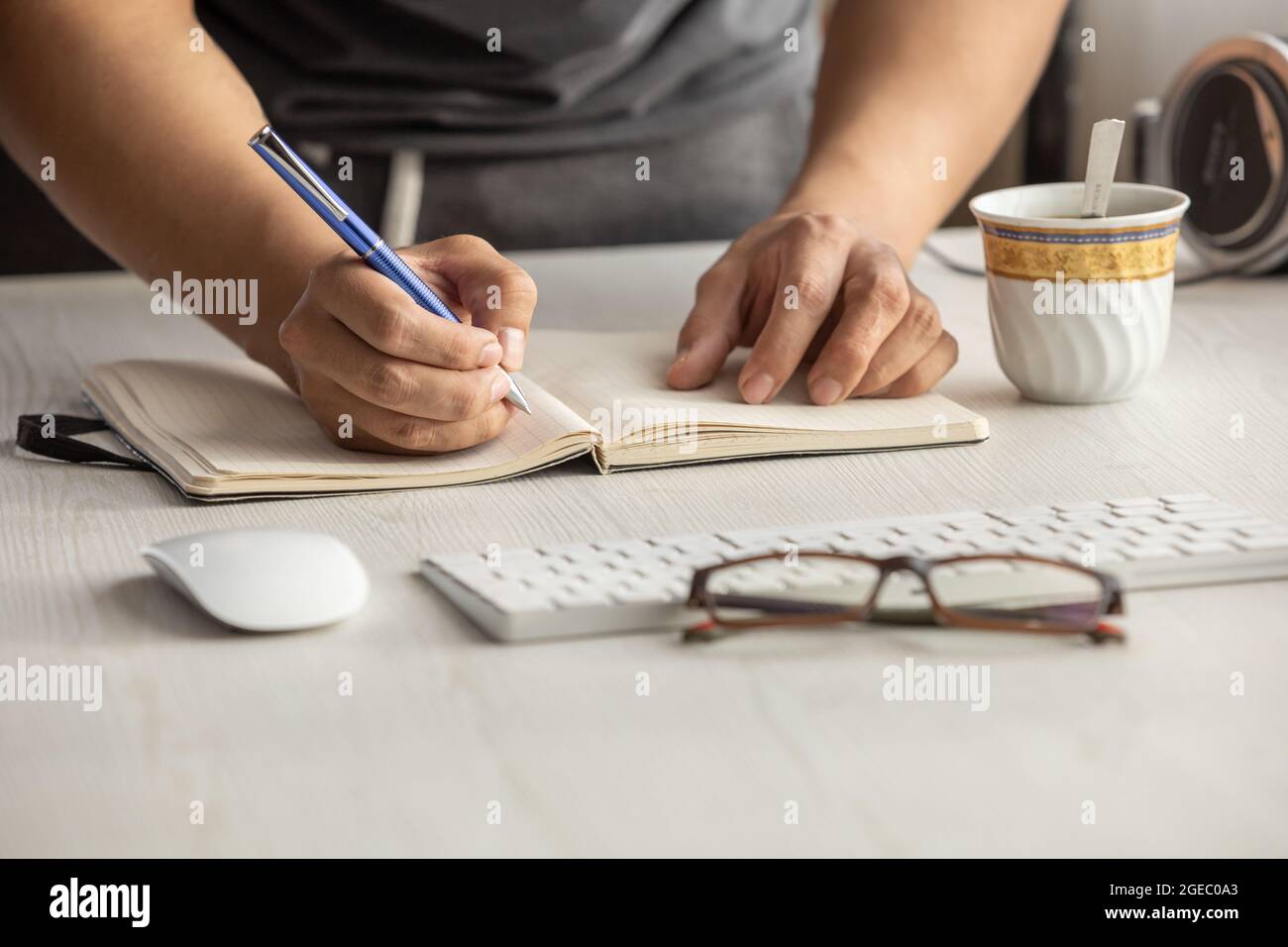 Hand taking notes hi-res stock photography and images - Alamy