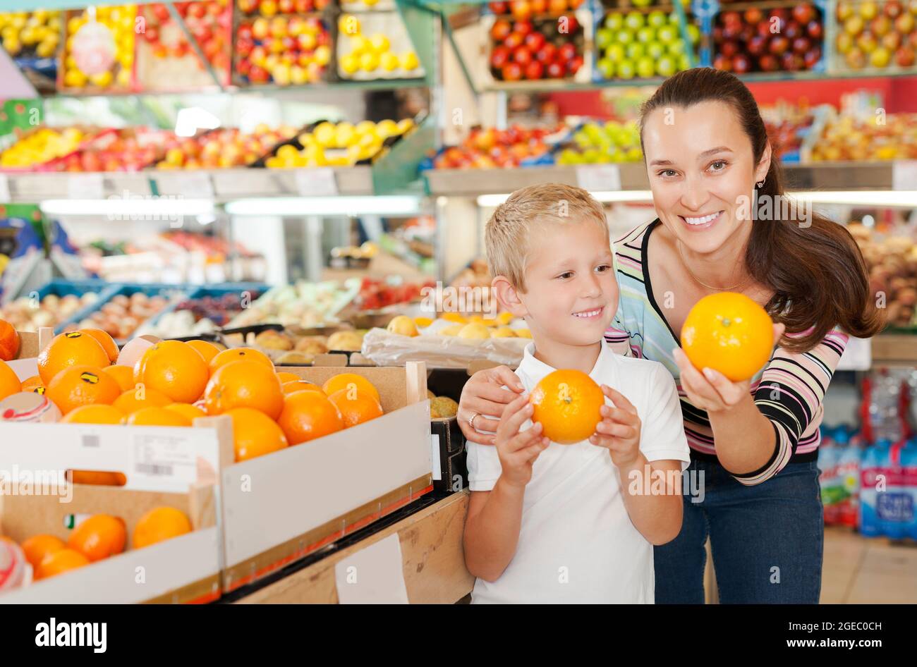 mother with little boy buying oranges at store Stock Photo - Alamy