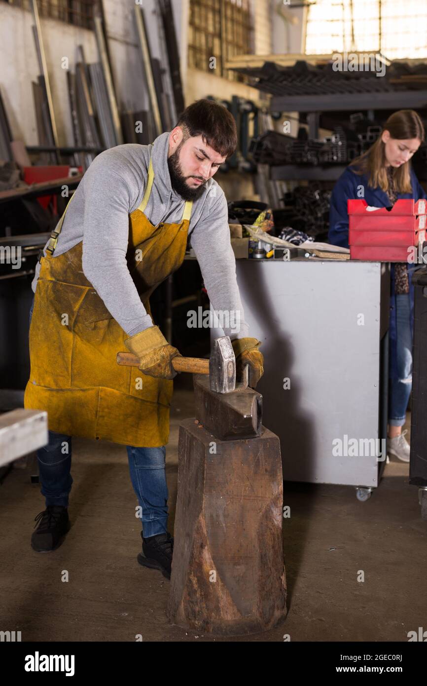 Shaping metal hi-res stock photography and images - Alamy