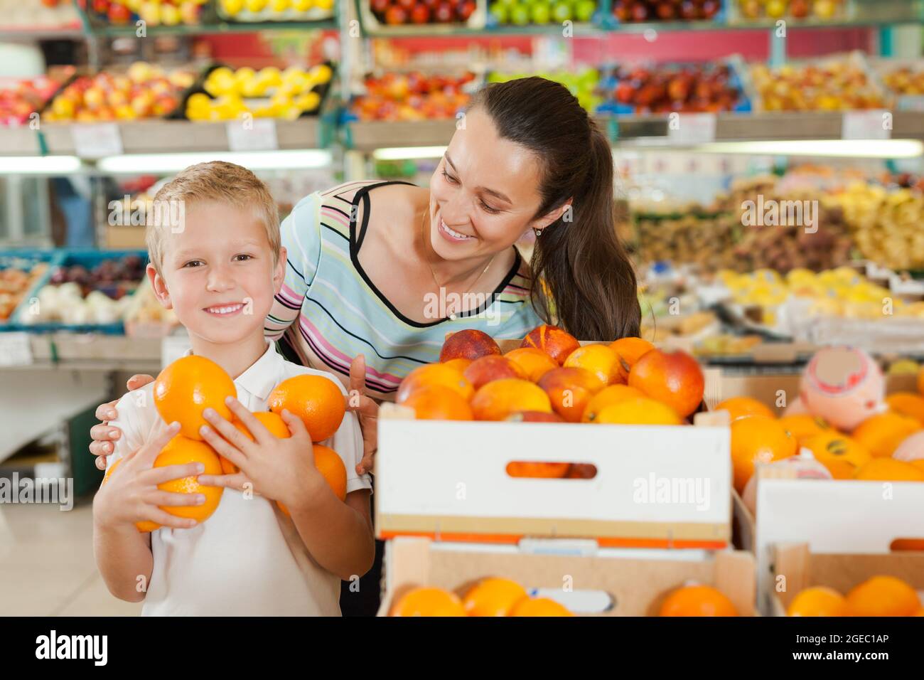 Buying oranges hi-res stock photography and images - Alamy