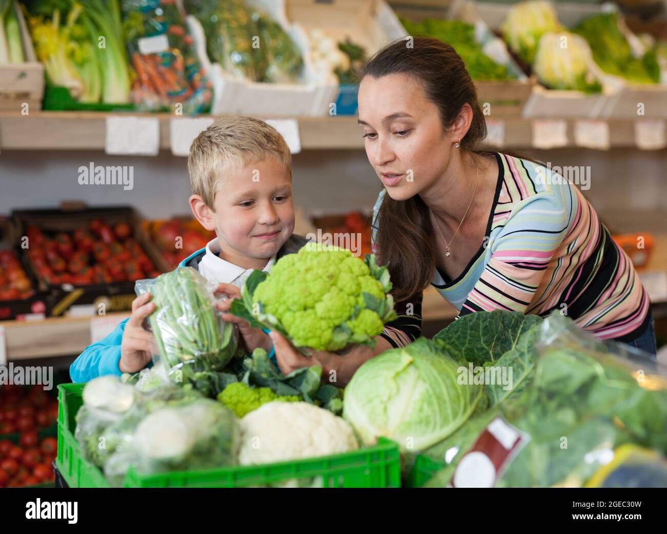 Little boy with mother choosing broccoli Stock Photo - Alamy