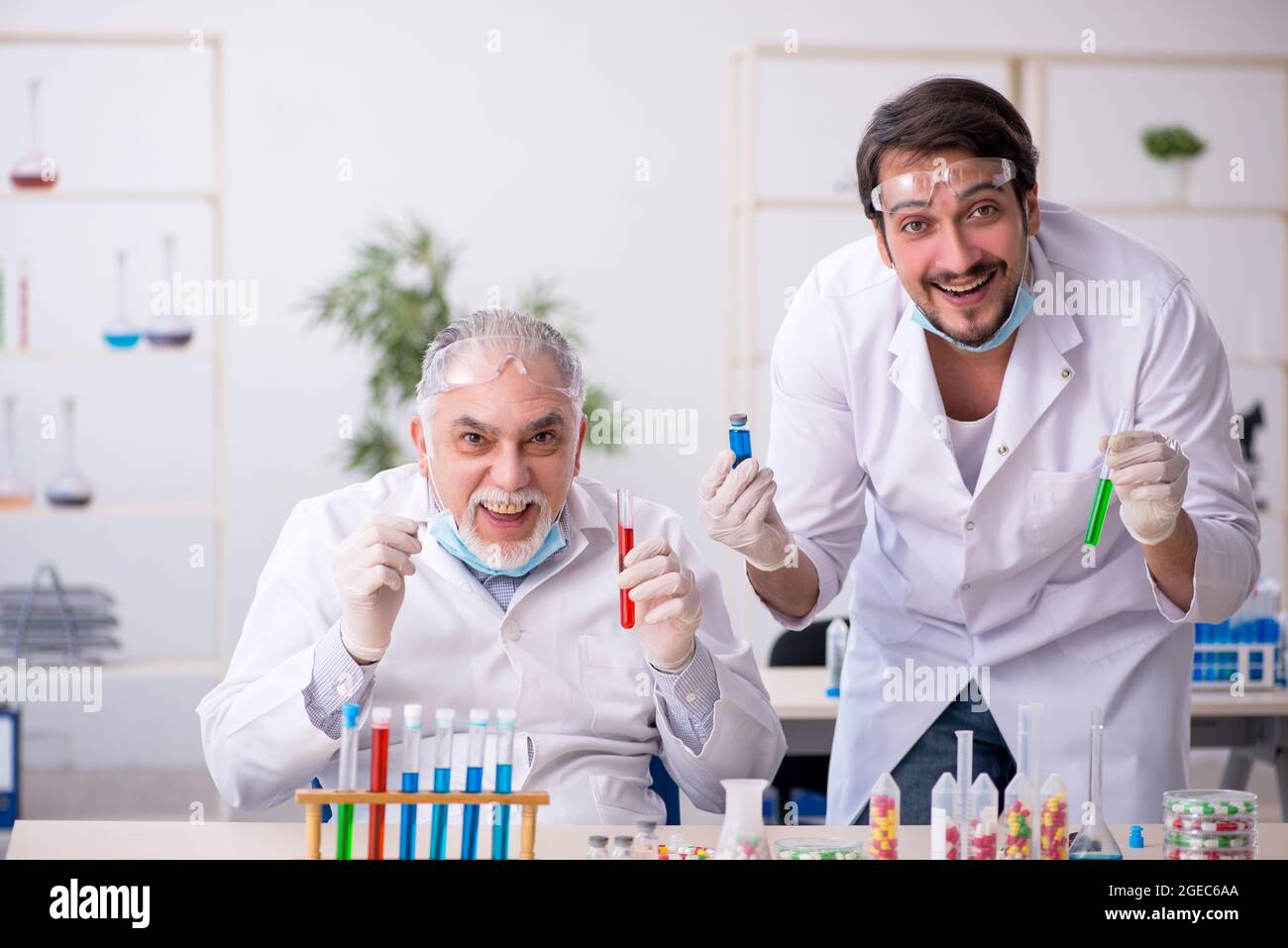 Two chemists in drugs synthesis concept at the lab Stock Photo - Alamy