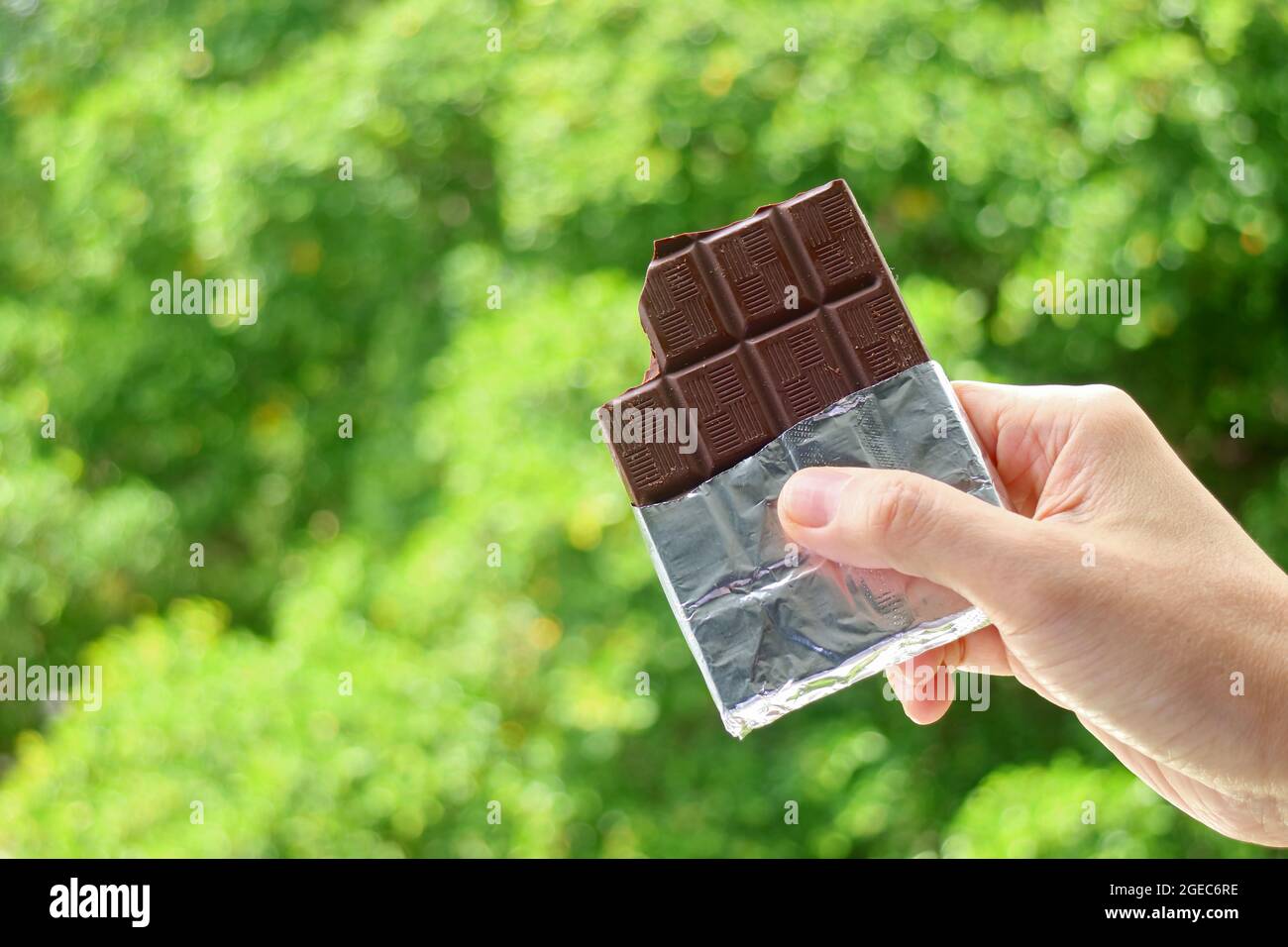 Hand holding candy bar hi-res stock photography and images - Alamy