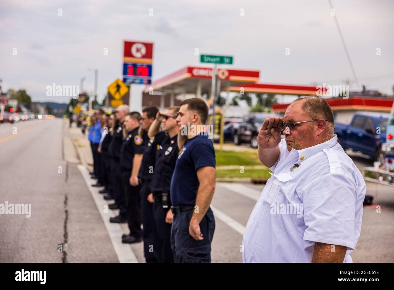 Bloomington, United States. 18th Aug, 2021. Firefighters render honors ...