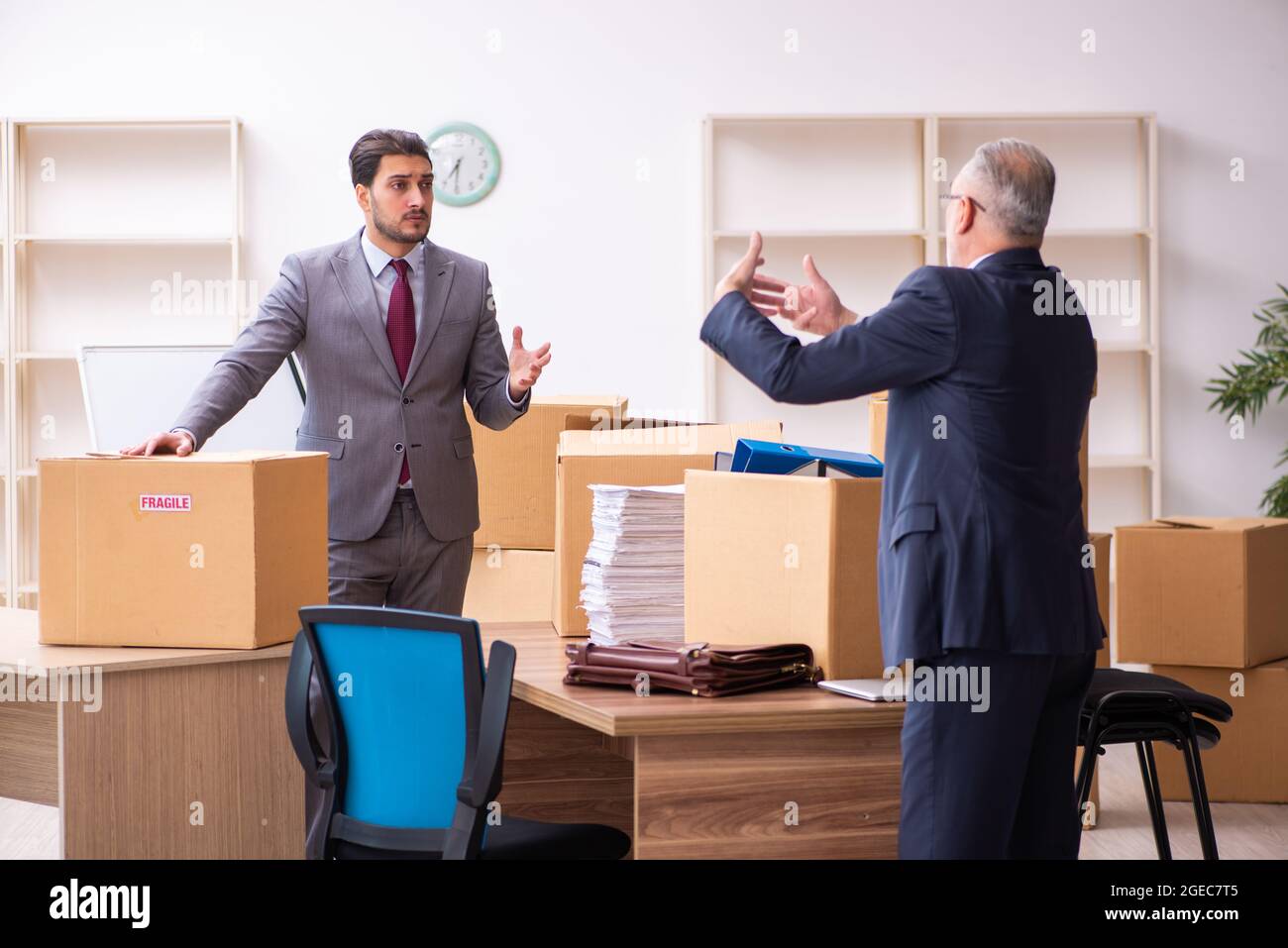 Two employees in relocation concept Stock Photo - Alamy