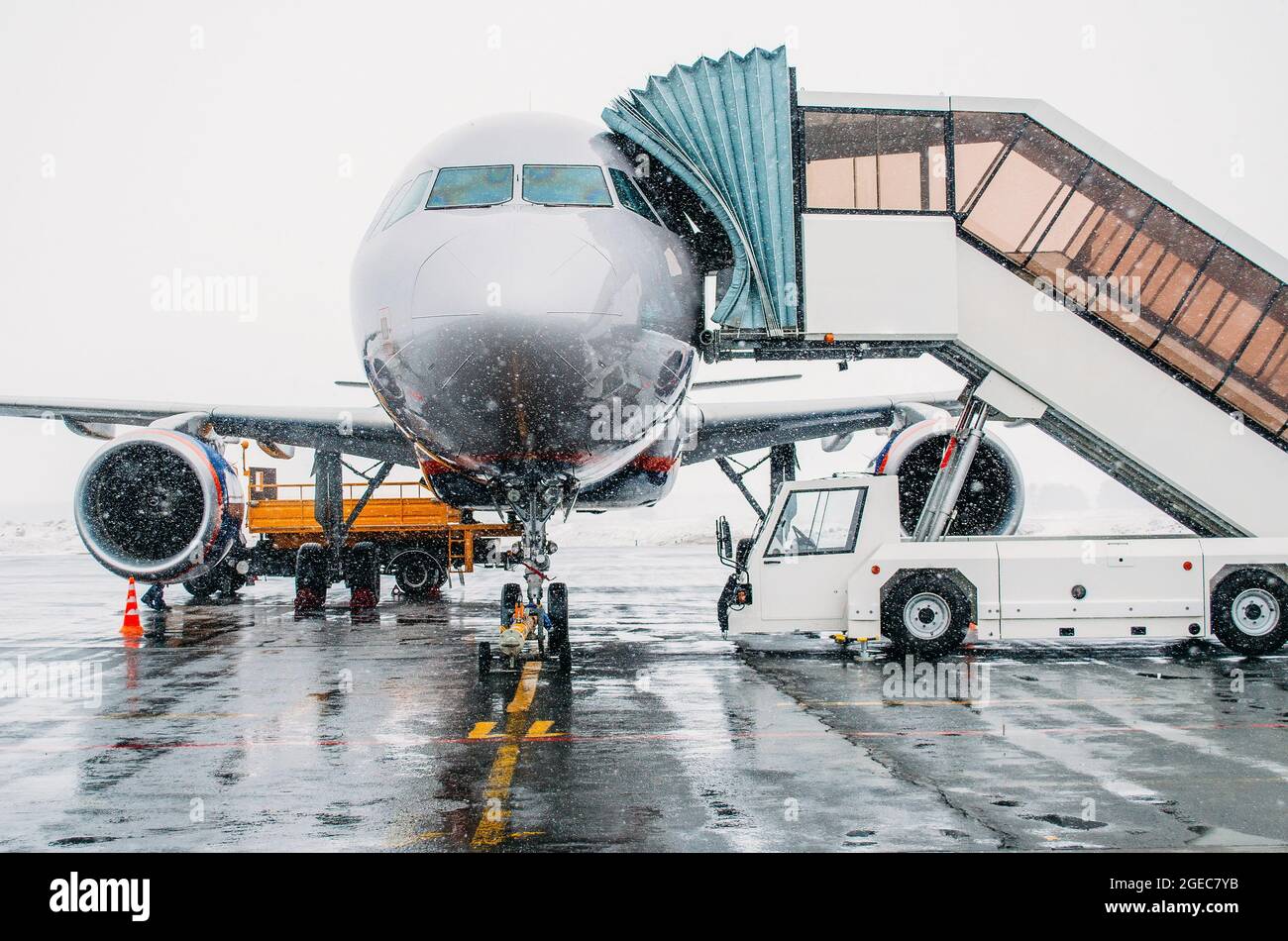 Low visibility arrival hi-res stock photography and images - Alamy