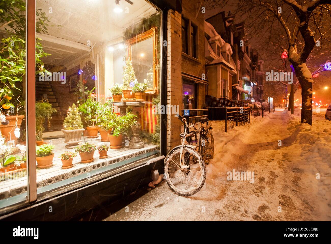 Montreal storefront hi-res stock photography and images - Alamy