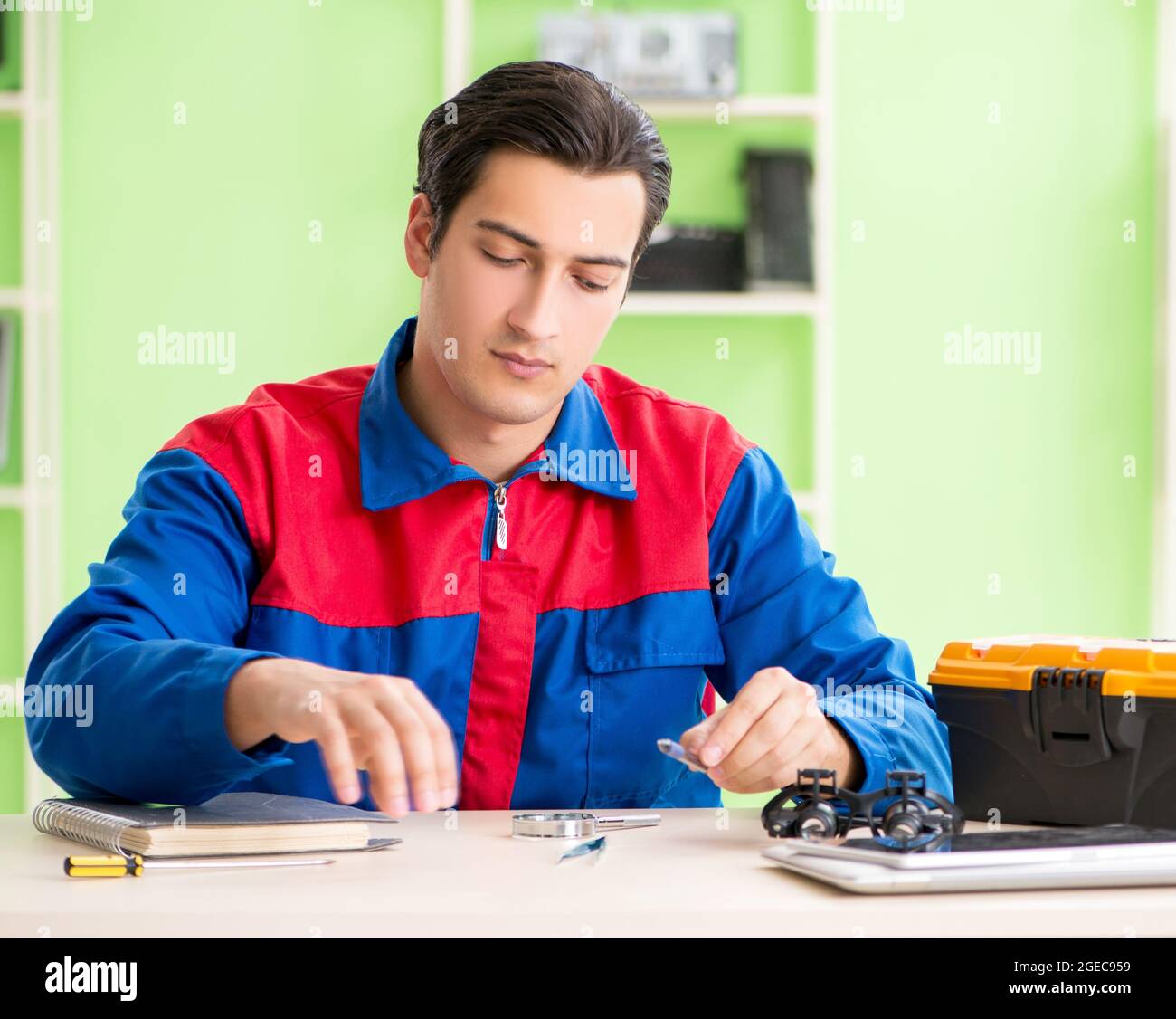 The computer engineer repairing broken desktop Stock Photo - Alamy