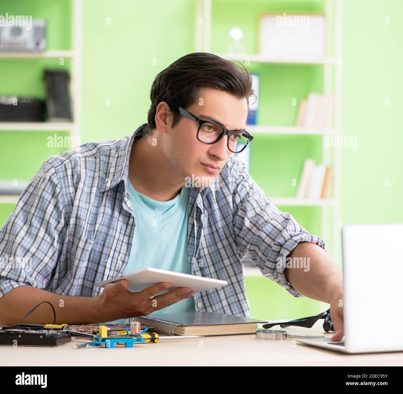 The computer engineer repairing broken desktop Stock Photo - Alamy
