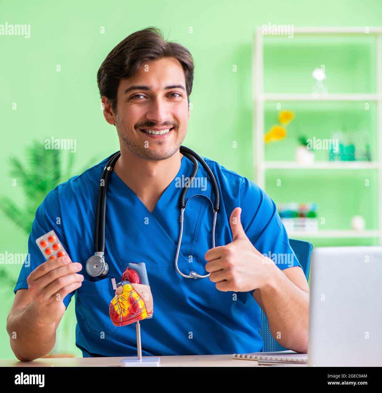 The doctor student explaining heart problems Stock Photo - Alamy