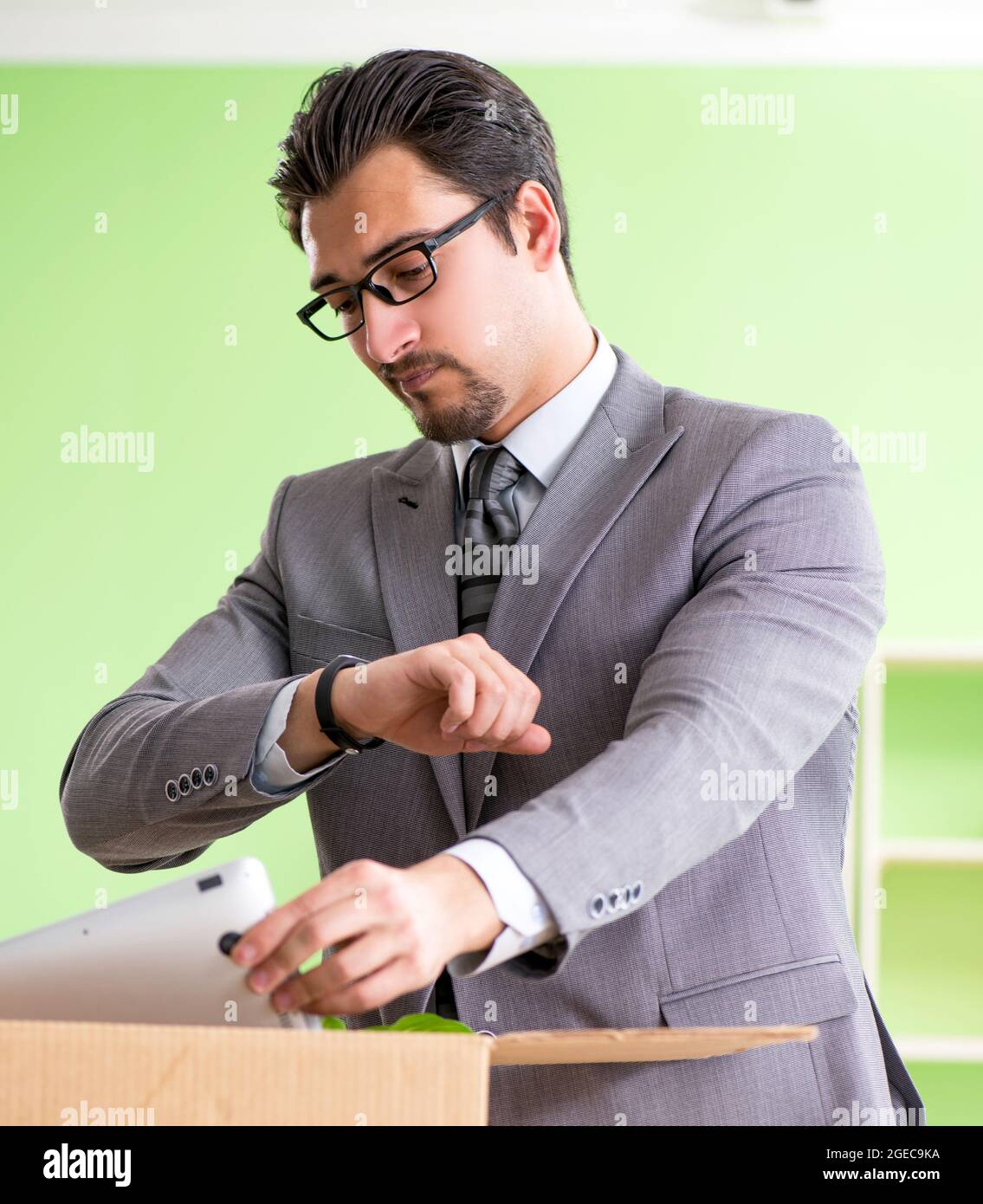 The male employee collecting his stuff after redundancy Stock Photo - Alamy