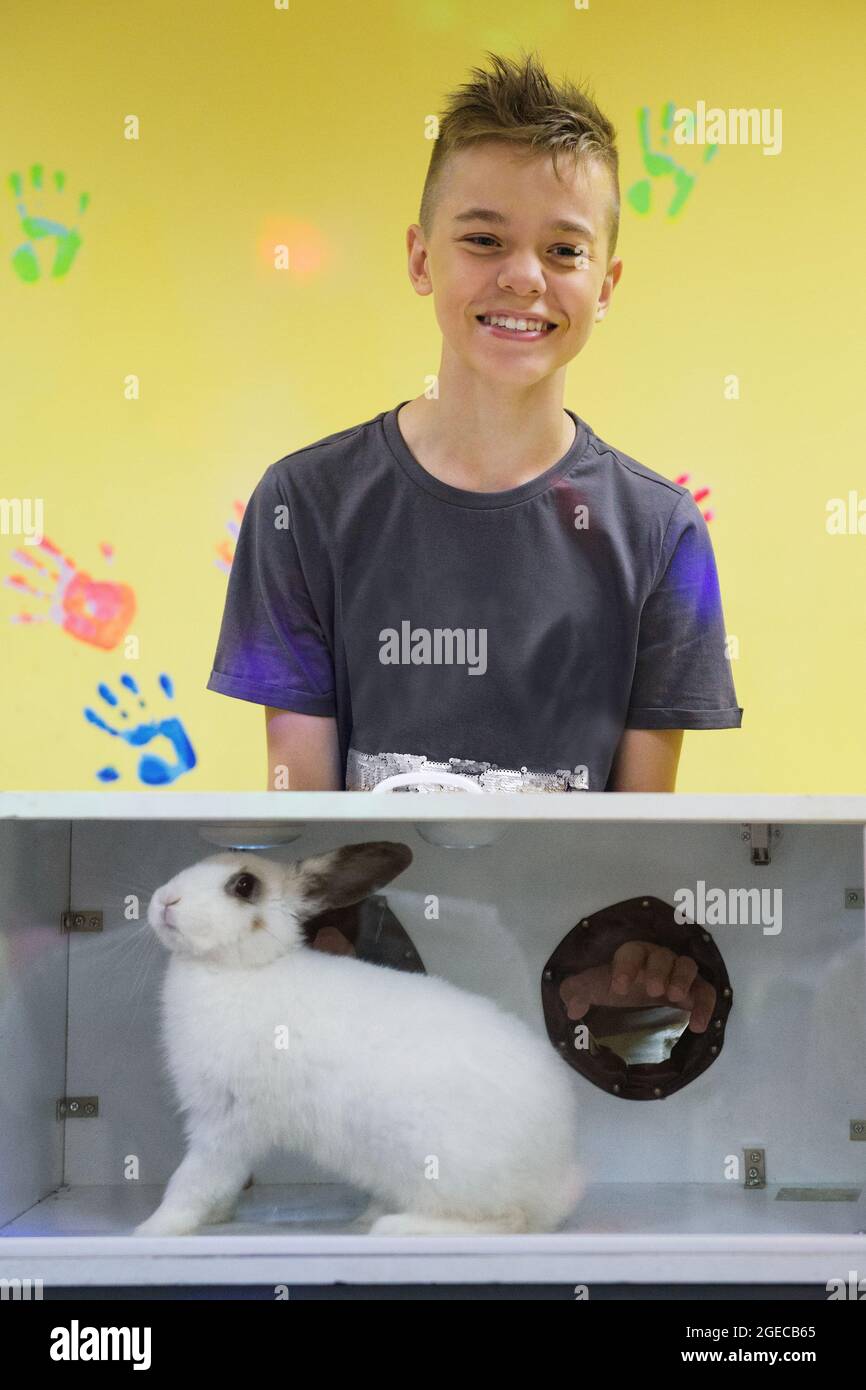 Child guessing box hi-res stock photography and images - Alamy