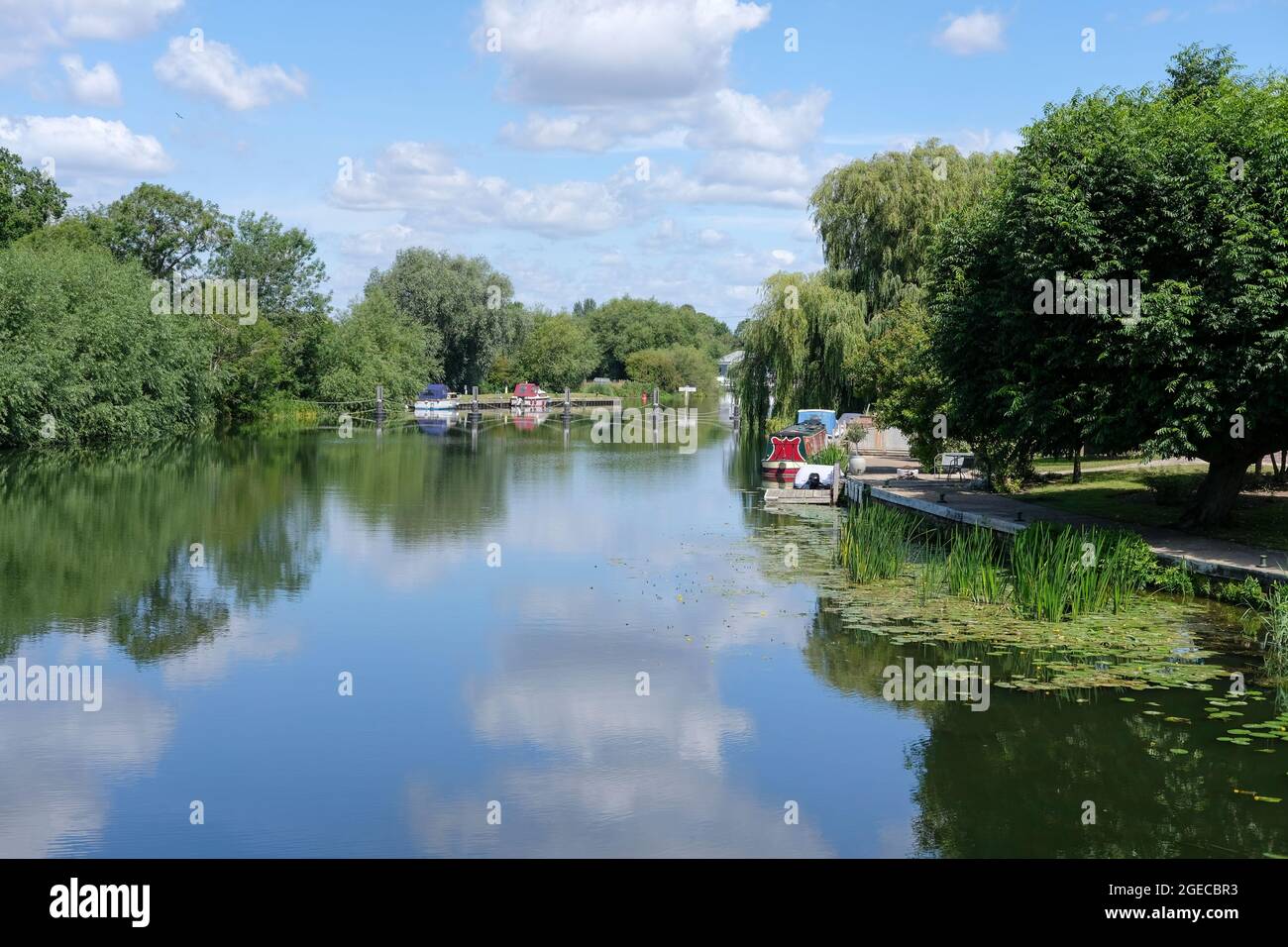 The River Thames at Preston Crowmarsh near Wallingford, UK. Looking ...