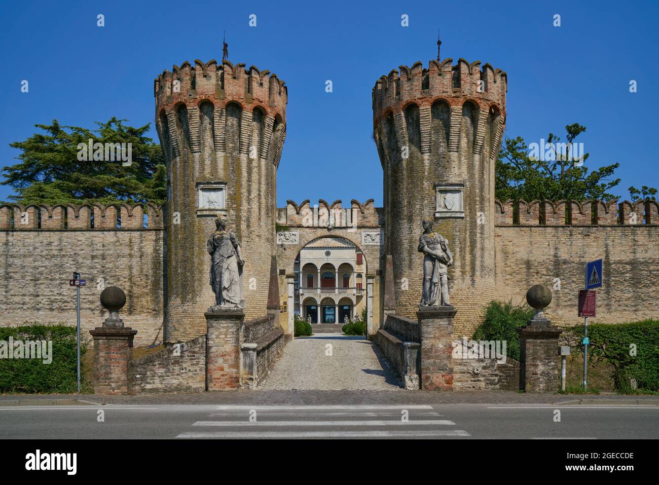 Entrance gate to the Castello di Roncade castle in Italy Stock Photo ...