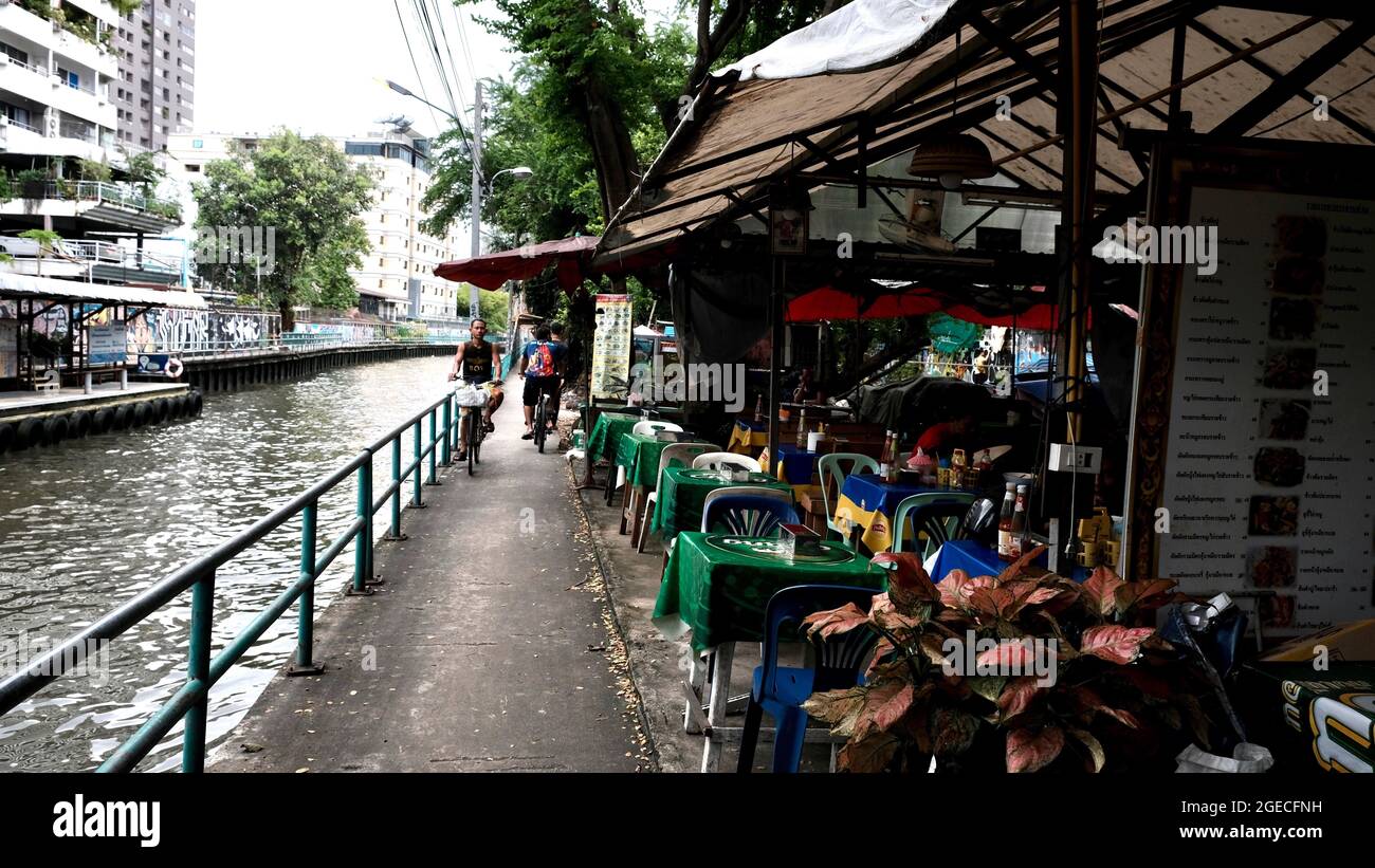 The Saen Saeb Canal at Elephant Bridge aka Hua Chang Bridge Bangkok ...