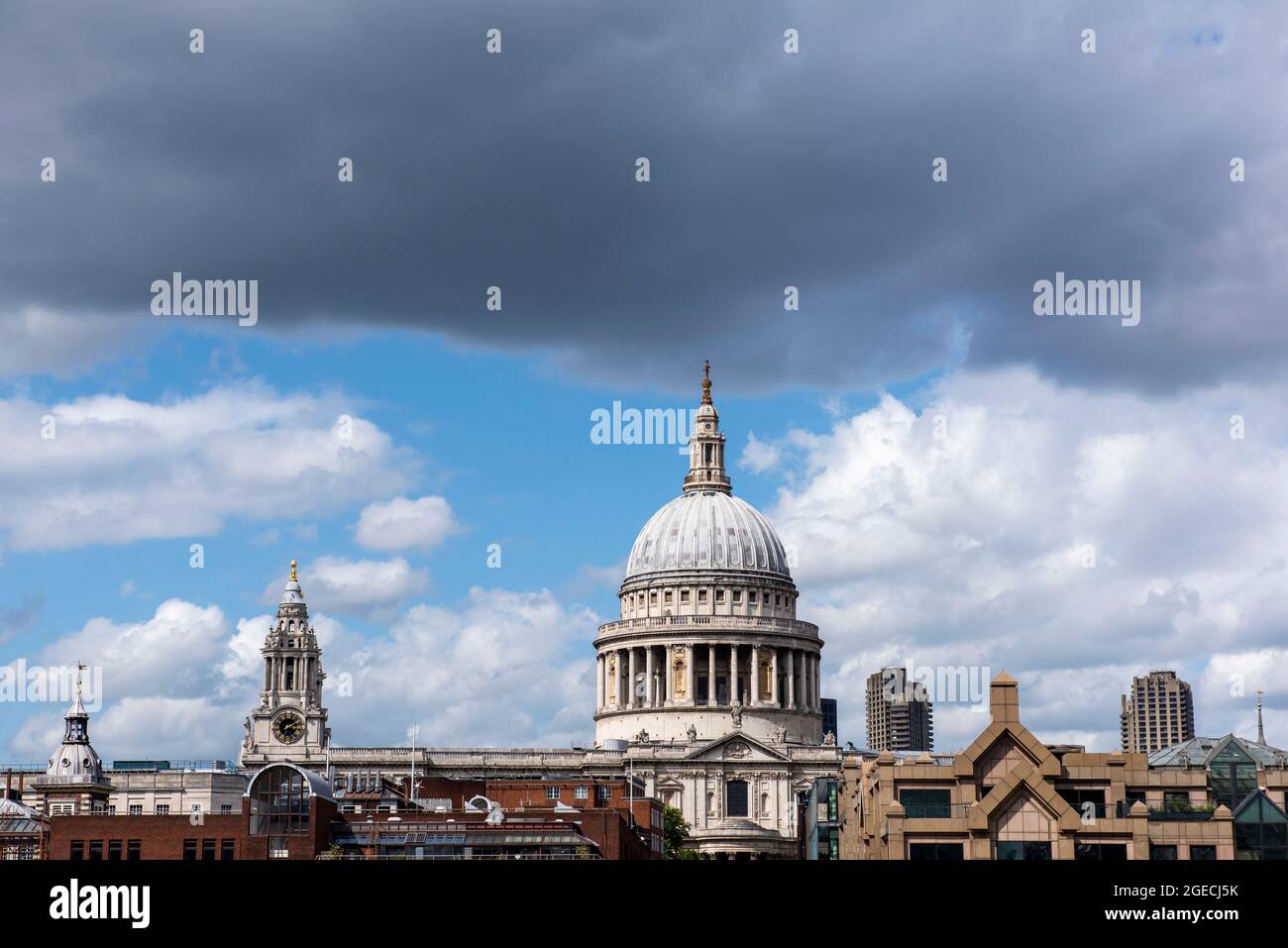 London skyline in dramatic hi-res stock photography and images - Alamy