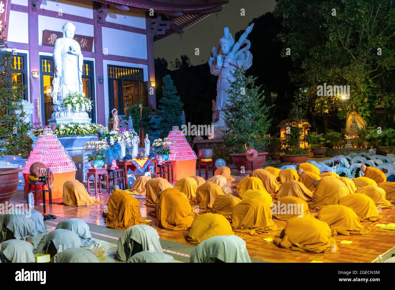 Kneeling monks in temple praying hi-res stock photography and images ...