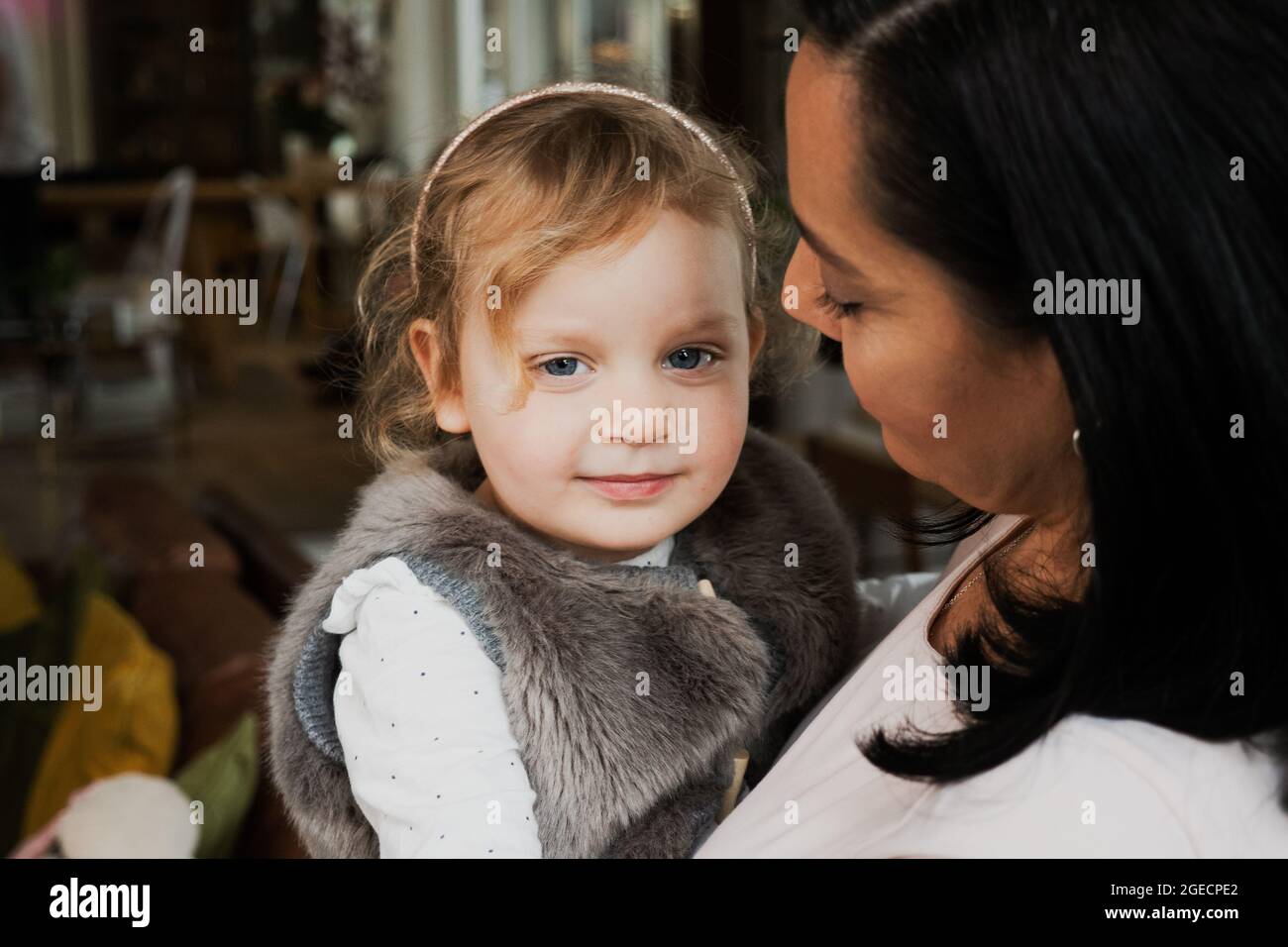 Mother kissing daughter kitchen hi-res stock photography and images - Alamy
