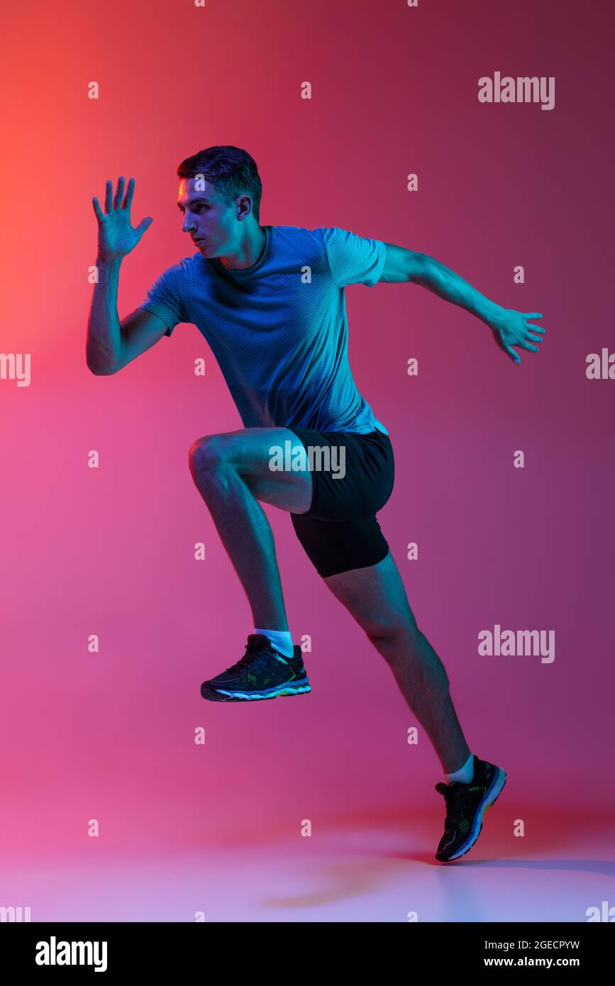 Portrat of Caucasian professional male athlete, runner training ...