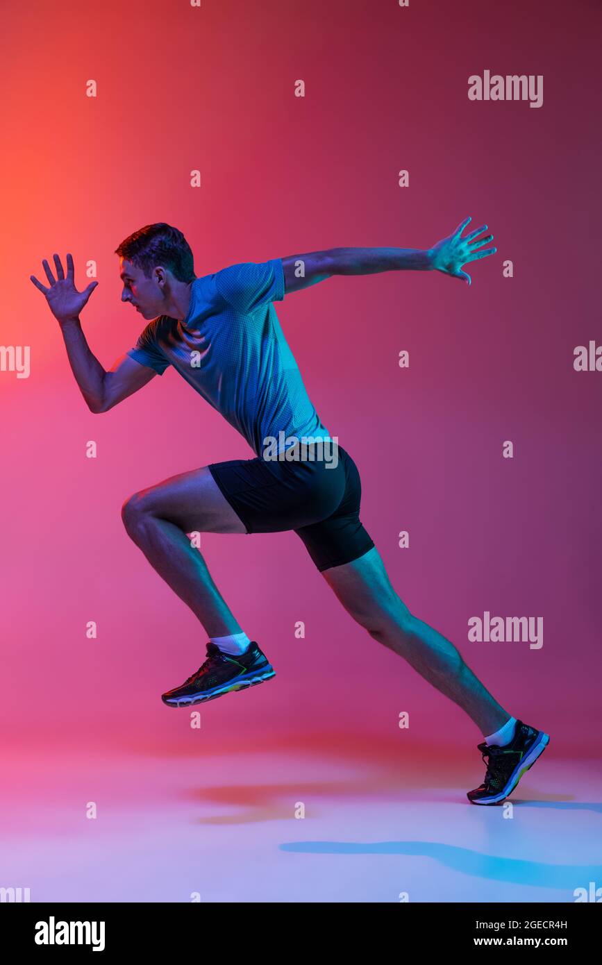 Portrat of Caucasian professional male athlete, runner training ...