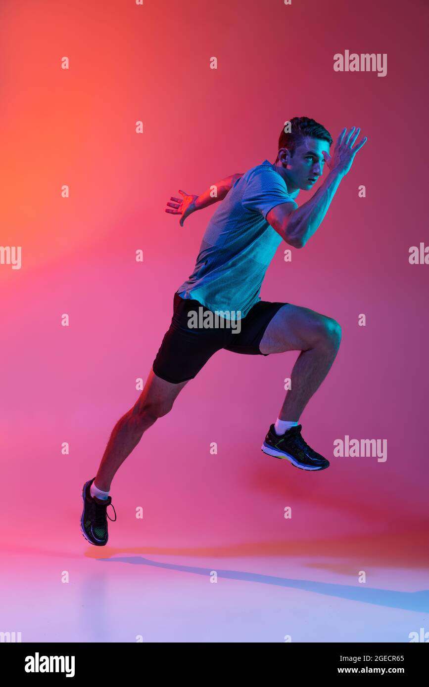 Portrat of Caucasian professional male athlete, runner training ...